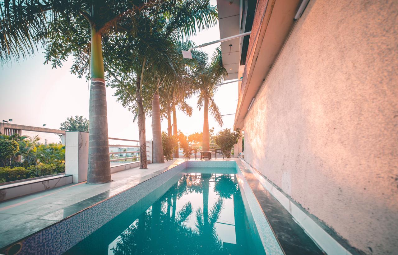 Silverstone Bungalow 3 𝗕𝗢𝗢𝗞 Palsana Villa