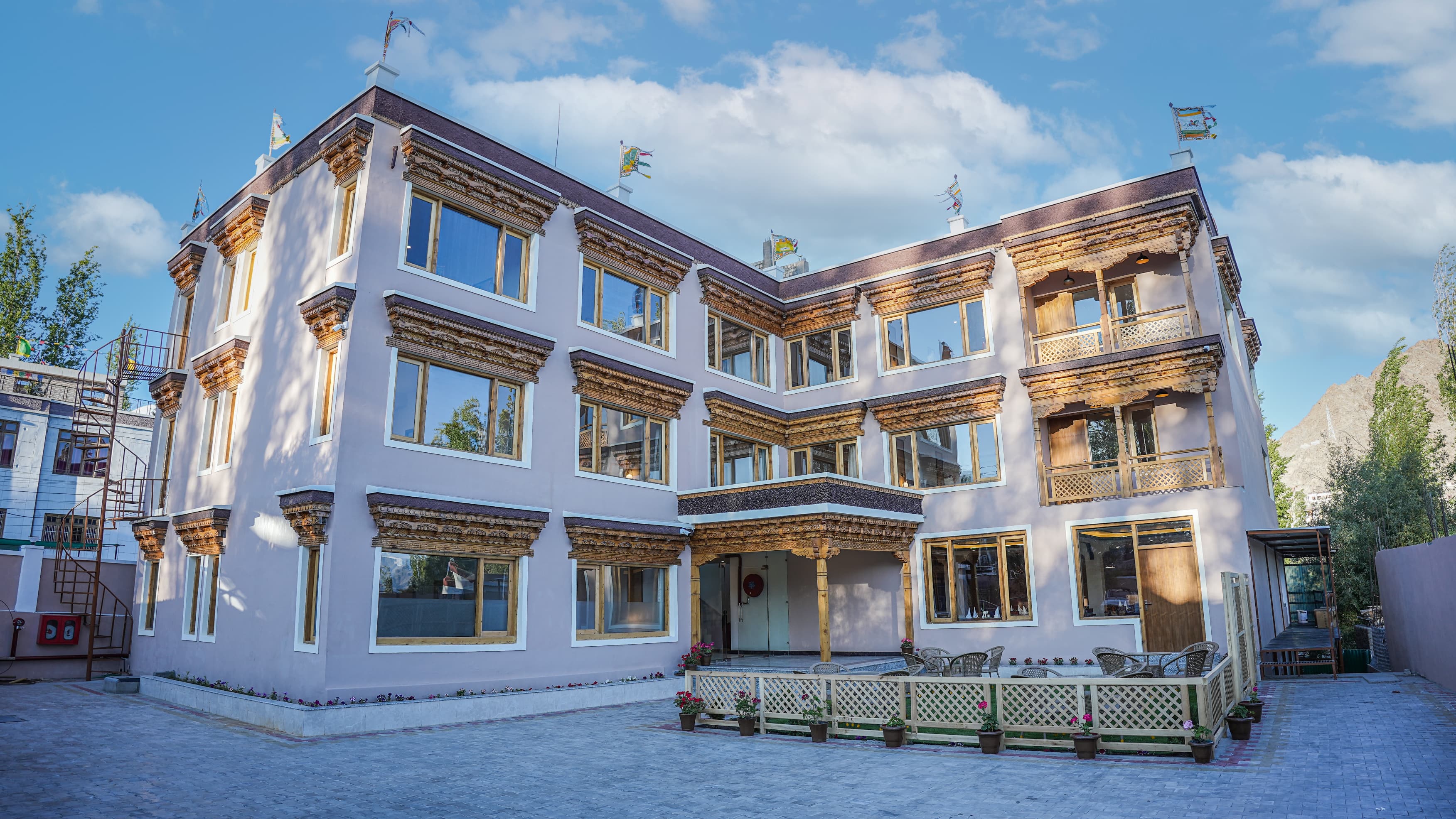 T-Chong 𝗕𝗢𝗢𝗞 Leh Hotel