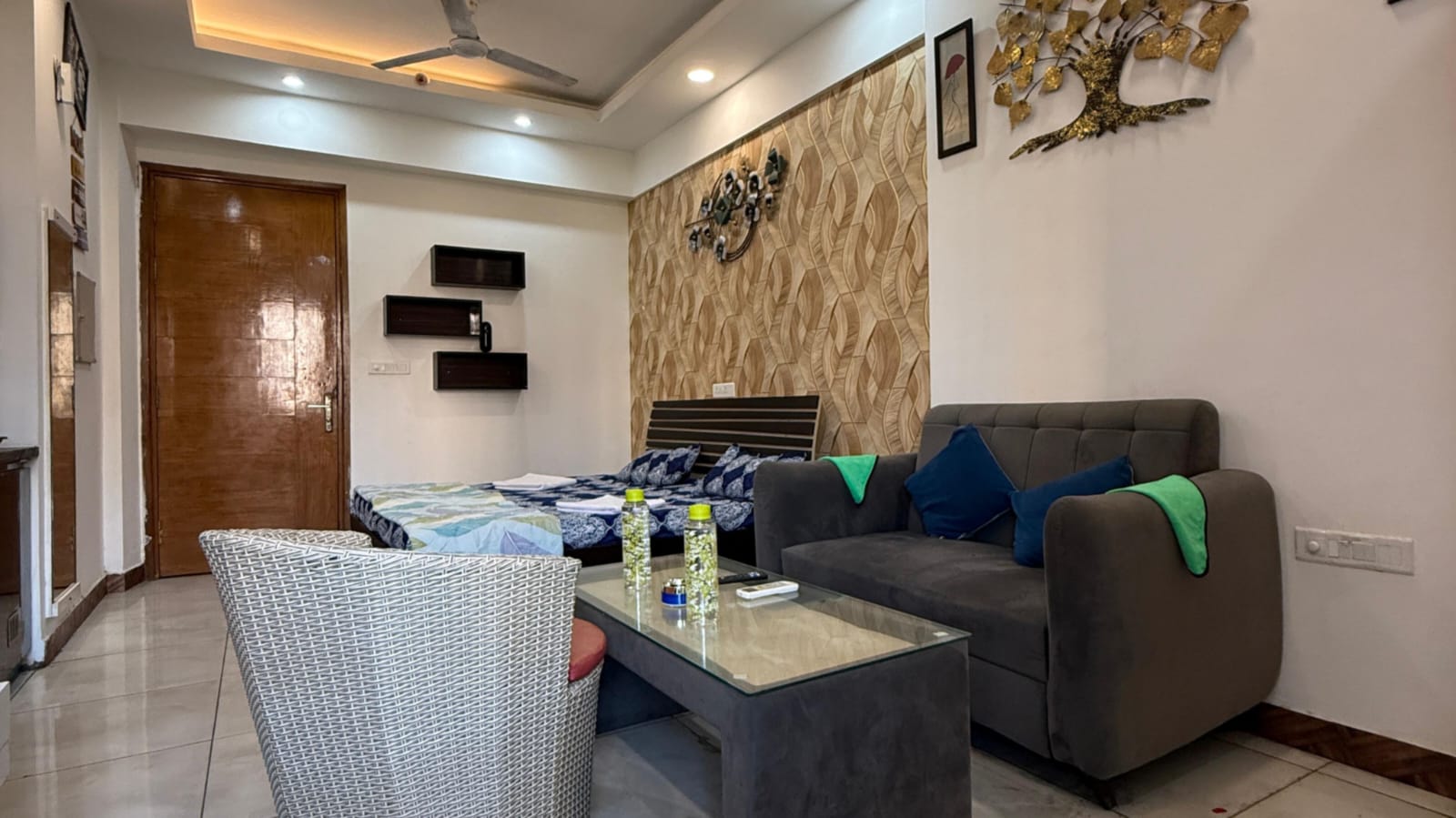 Zoom Luxury Studio 𝗕𝗢𝗢𝗞 Noida Apartment