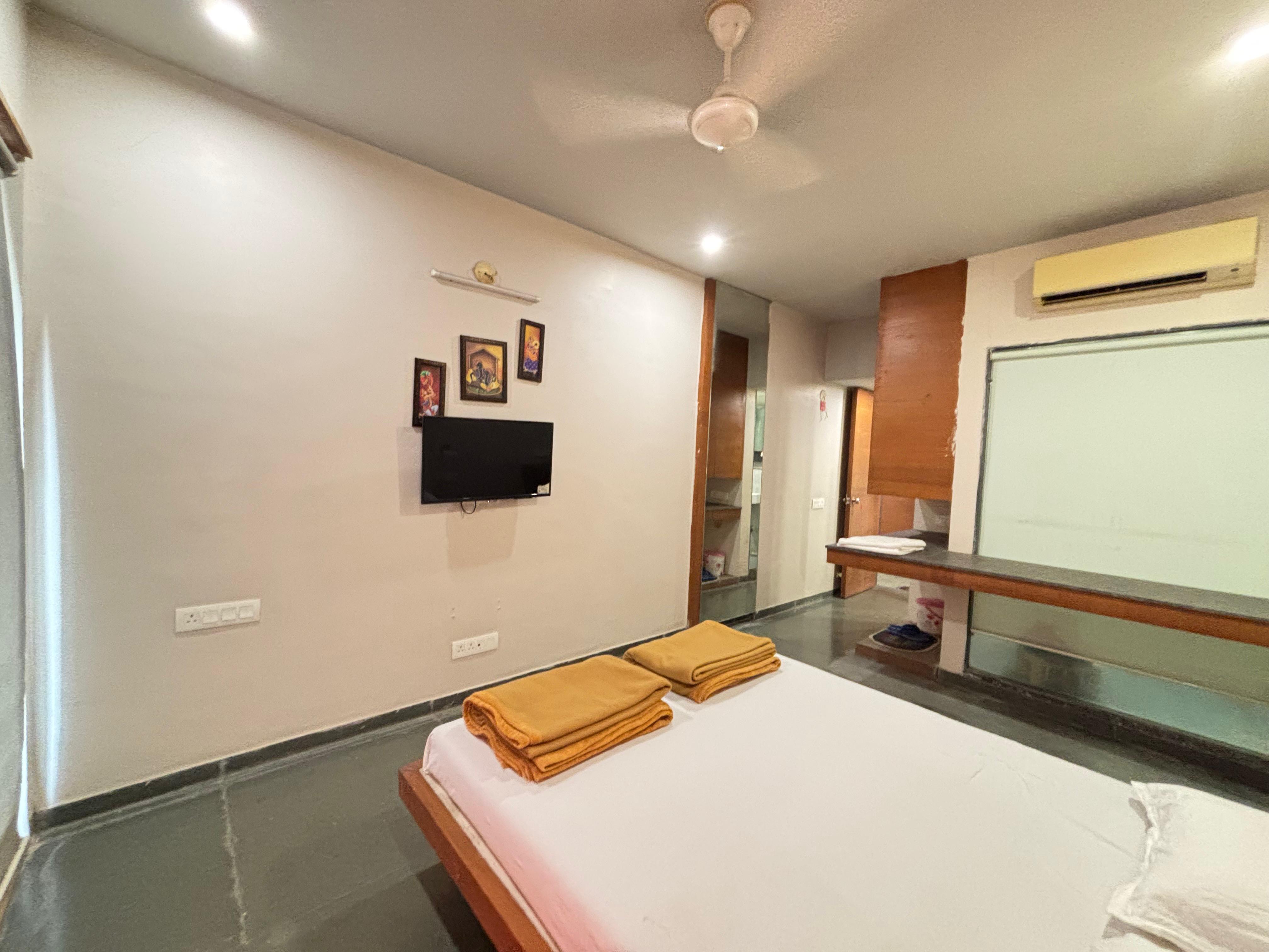 10 Rooms Clubhouse with Full Amenities 𝗕𝗢𝗢𝗞 Palsana Homestay