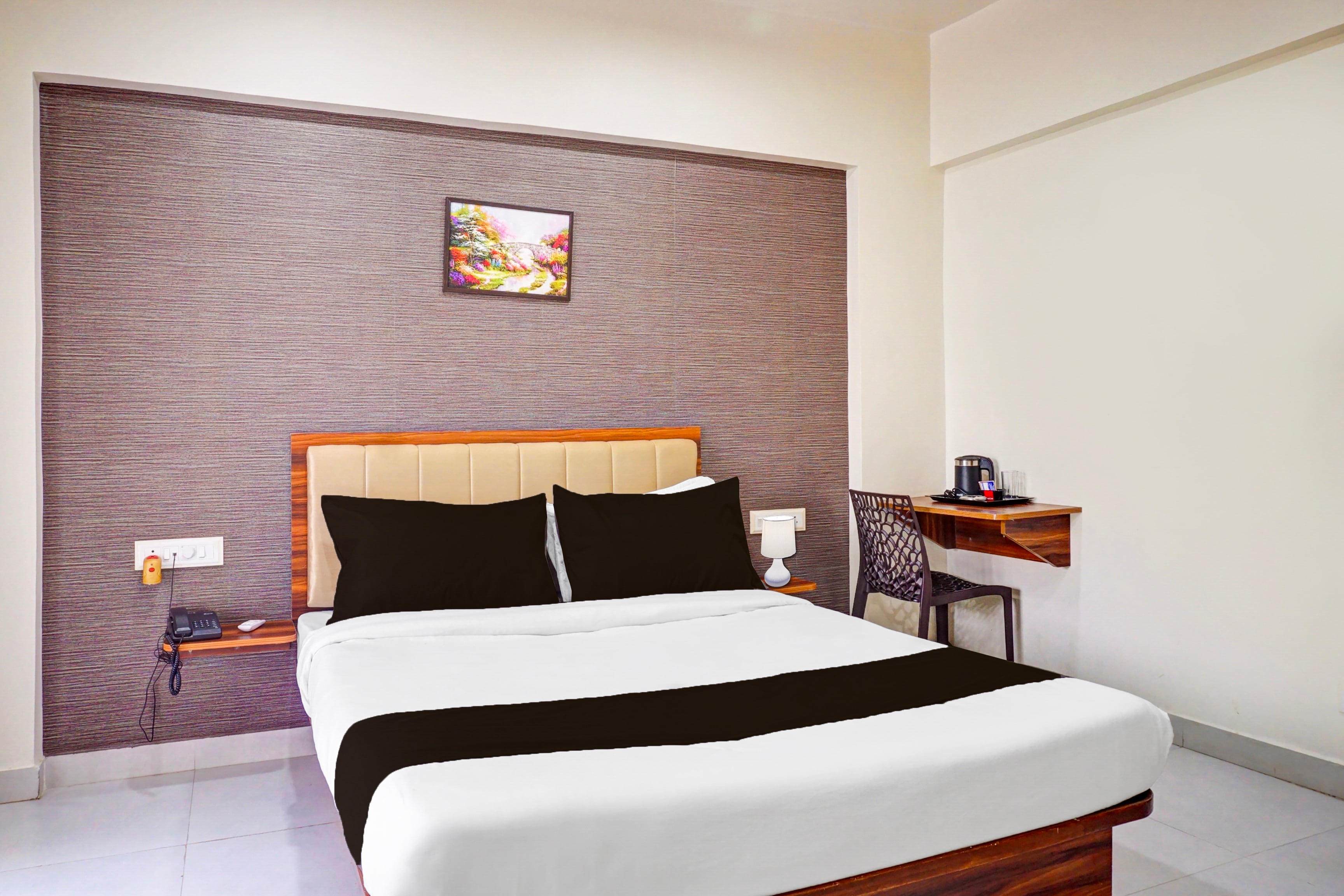 Rooms of Super Townhouse Amanora Park Town Formerly Samrat Inn - Hotel in Pune
