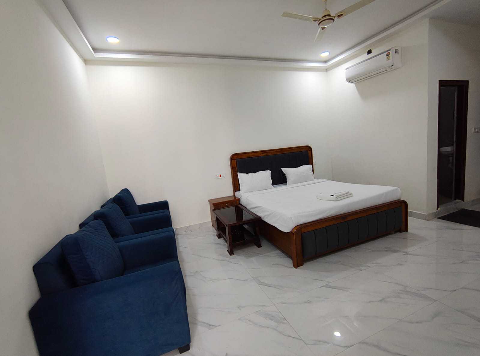 Rooms of Townhouse Qutab Shahi Tombs - Hotel in Hyderabad