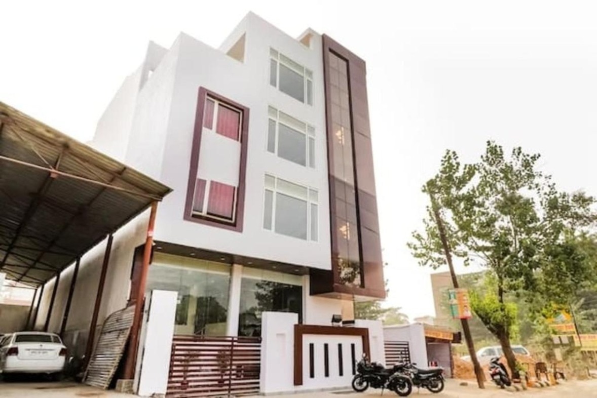 Hotel Gayatri Palace 𝗕𝗢𝗢𝗞 Lucknow Hotel