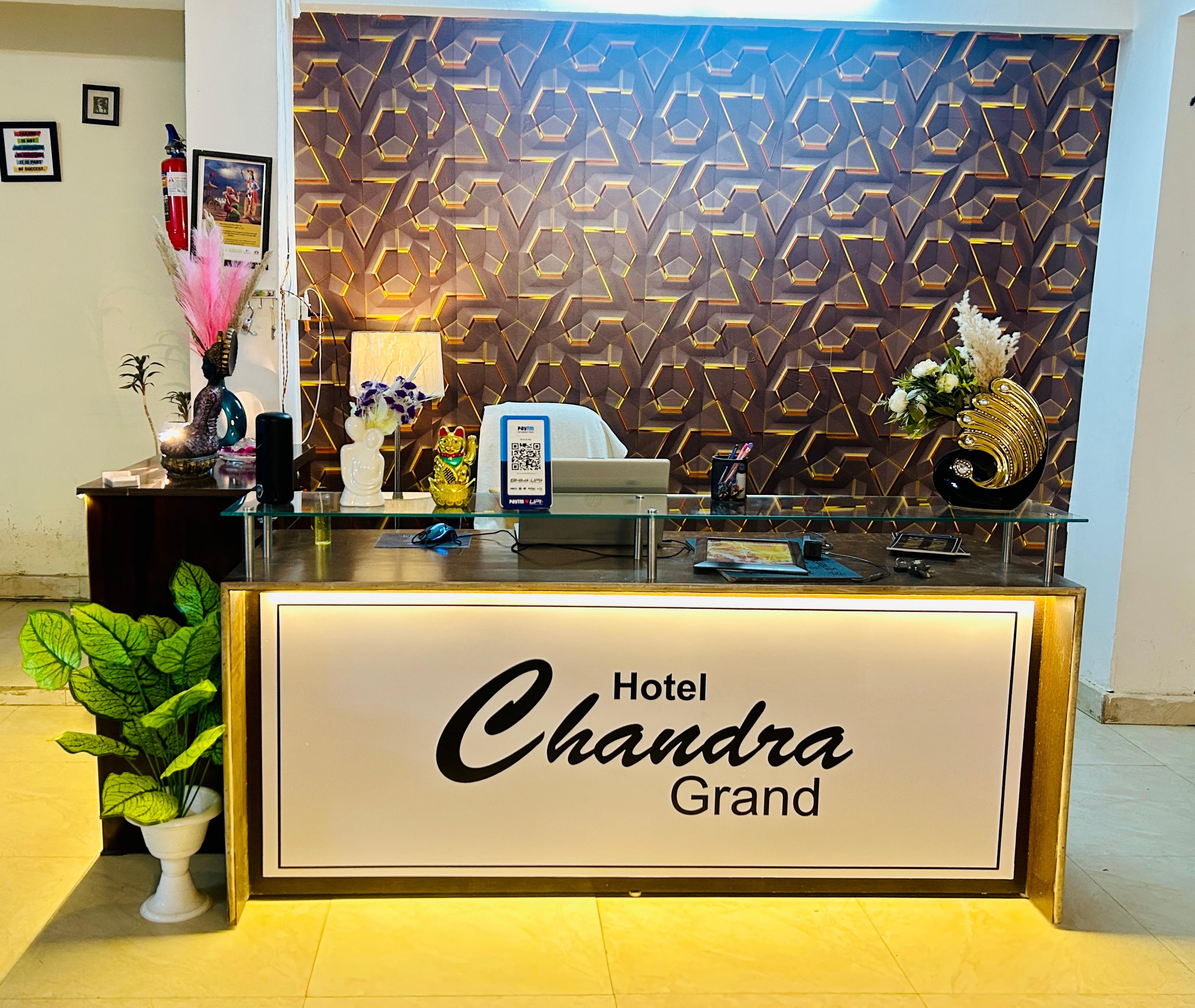 HOTEL CHANDRA GRAND 𝗕𝗢𝗢𝗞 Dehradun Homestay