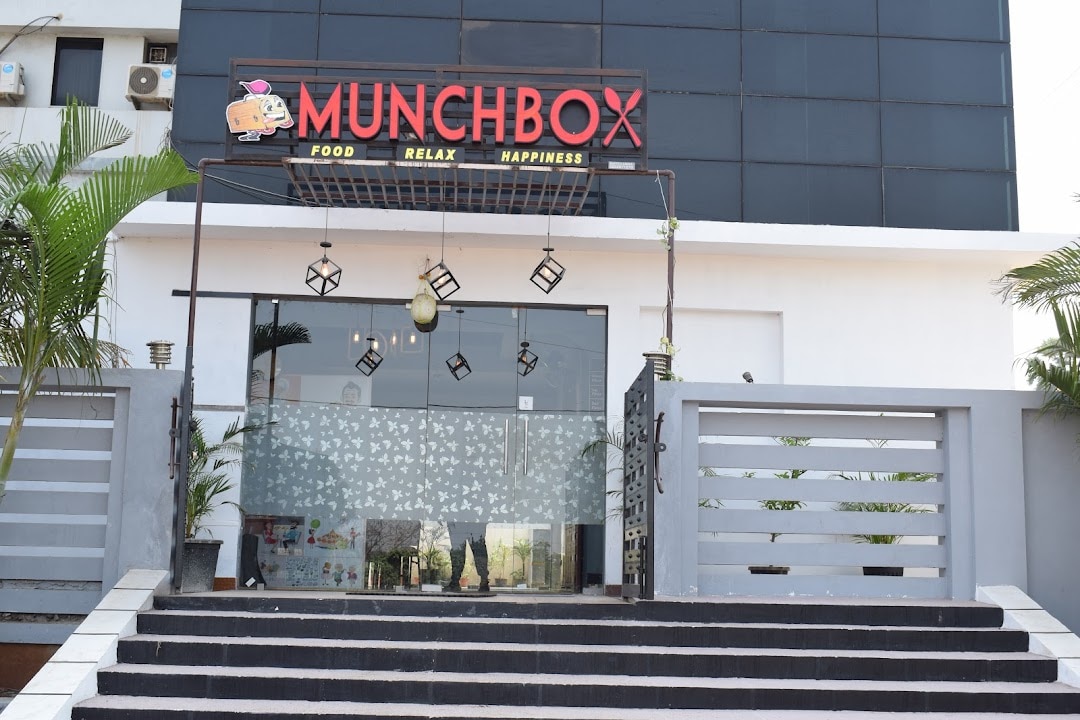 APSARA SREE NIVASAM 𝗕𝗢𝗢𝗞 Rajahmundry Hotel