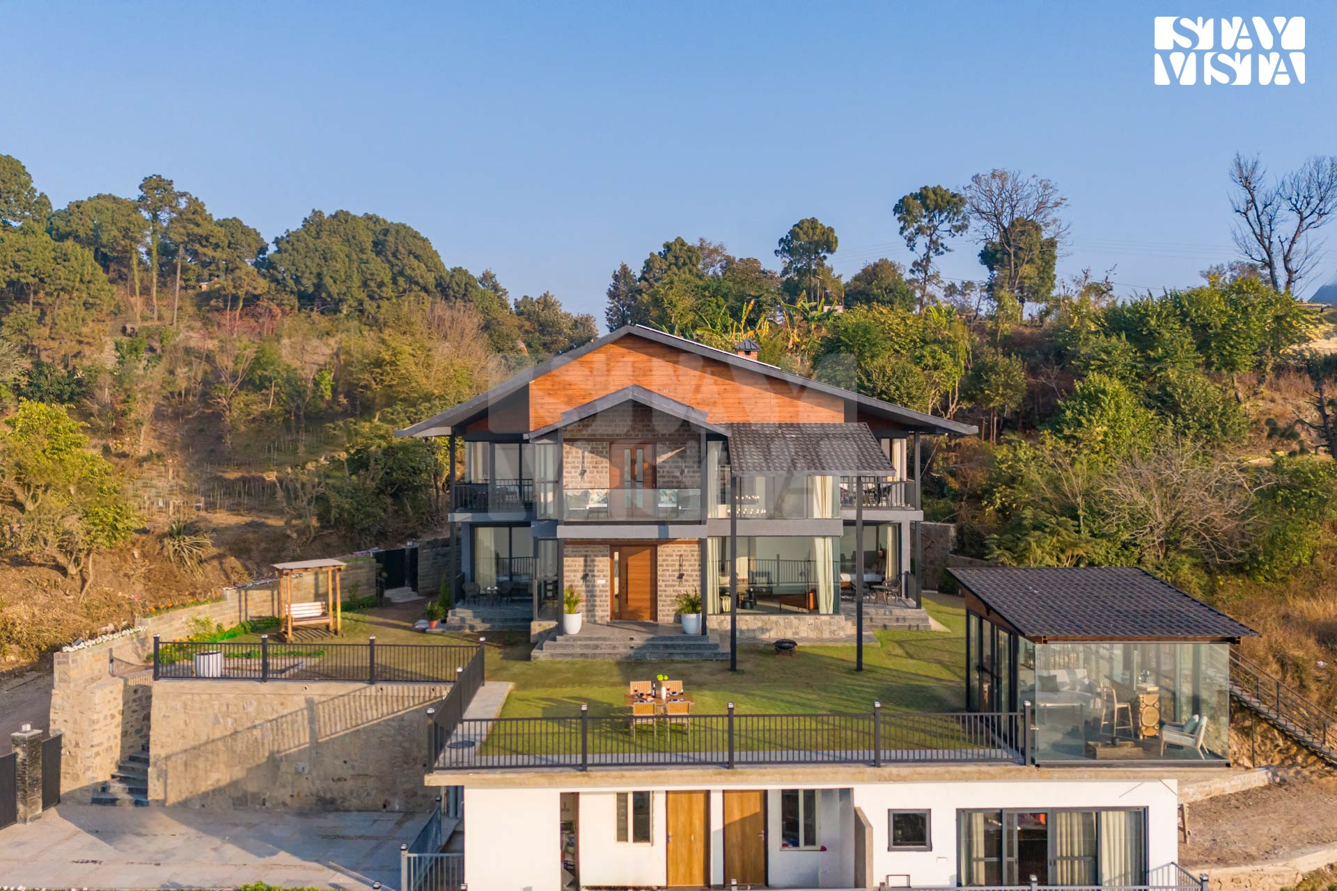 StayVista at 3 Rooms @ Savara 𝗕𝗢𝗢𝗞 Kasauli Villa