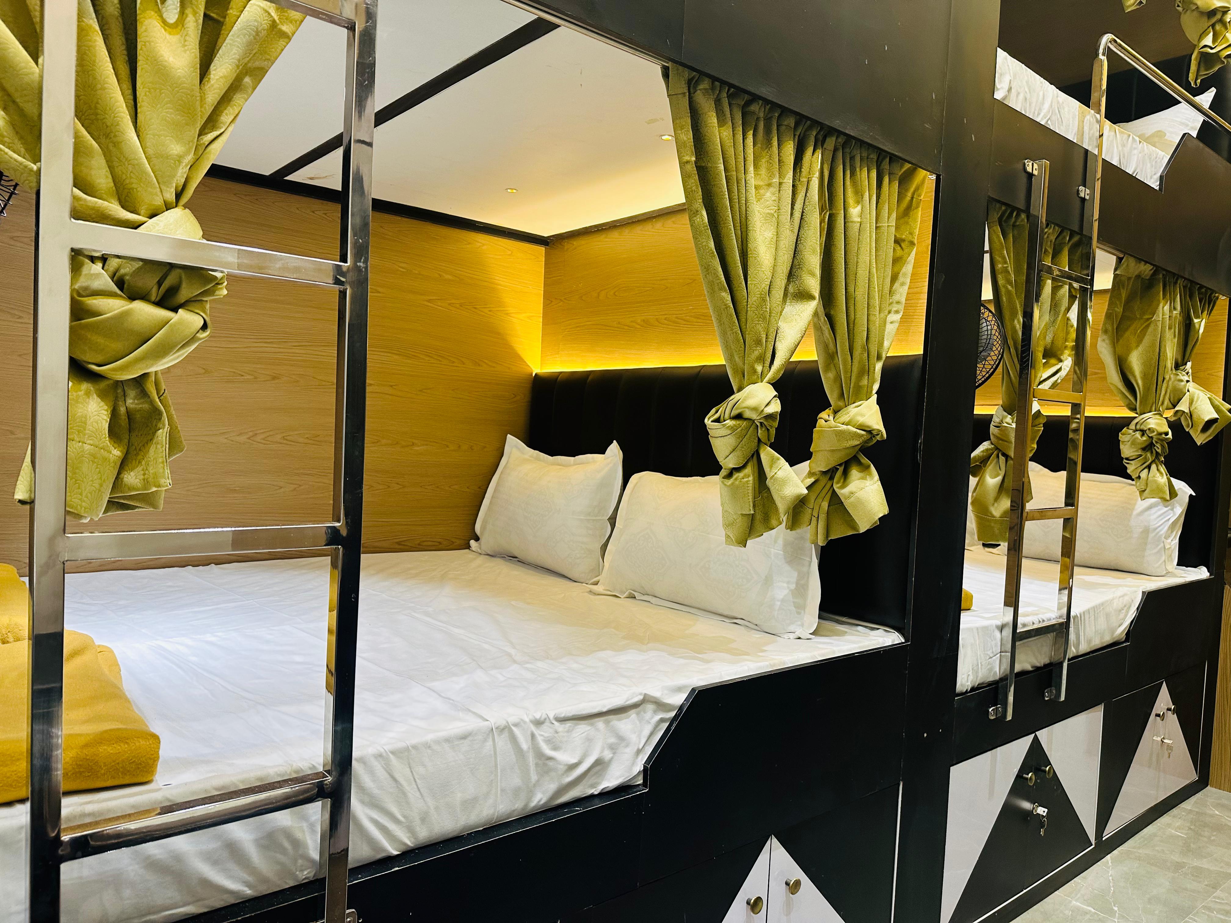 Yatri Fort Inn Cabins and Luxury Beds 𝗕𝗢𝗢𝗞 Mumbai Hostel