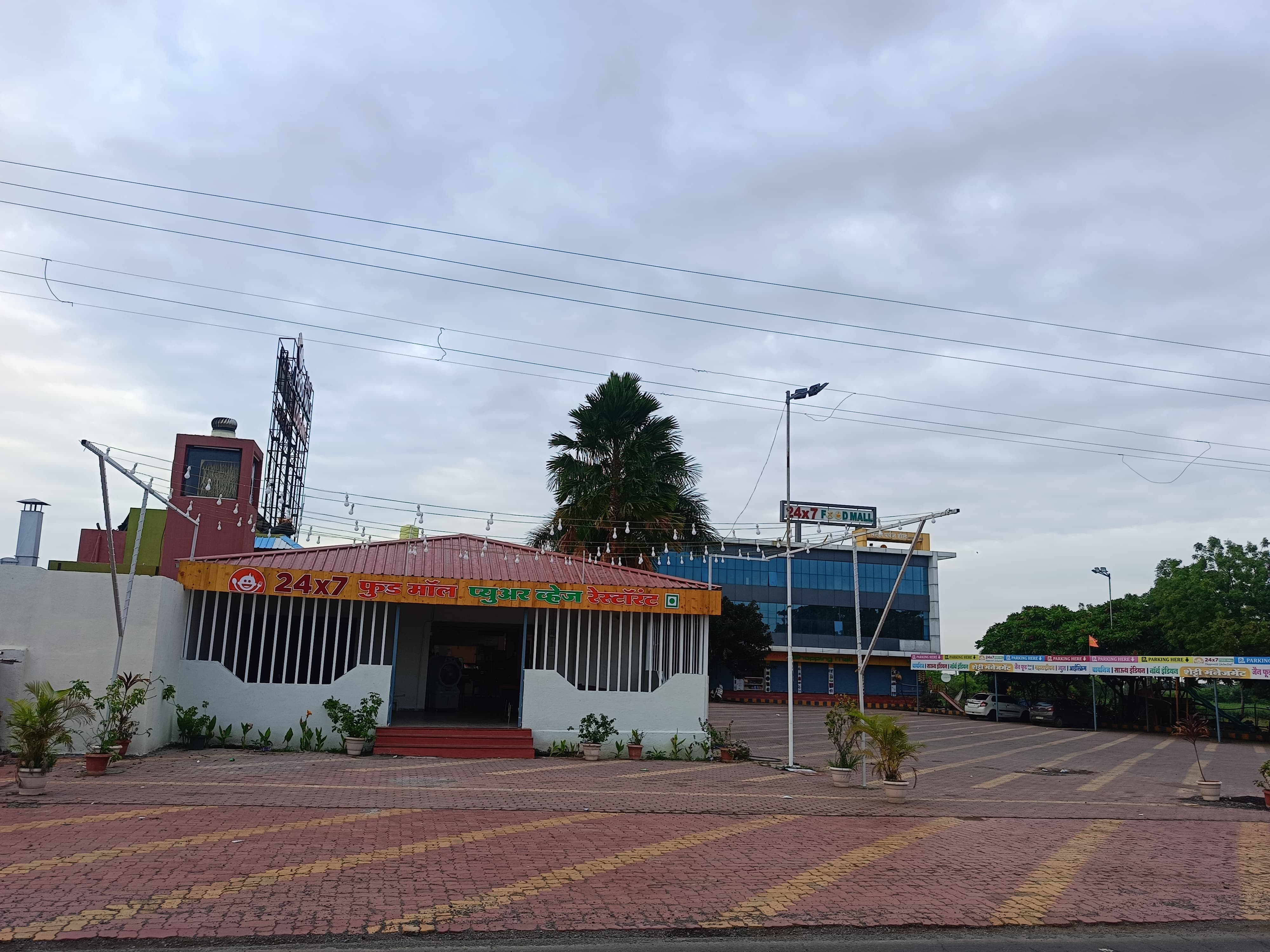 24X7 FOOD MALL 𝗕𝗢𝗢𝗞 Nevasa Motel