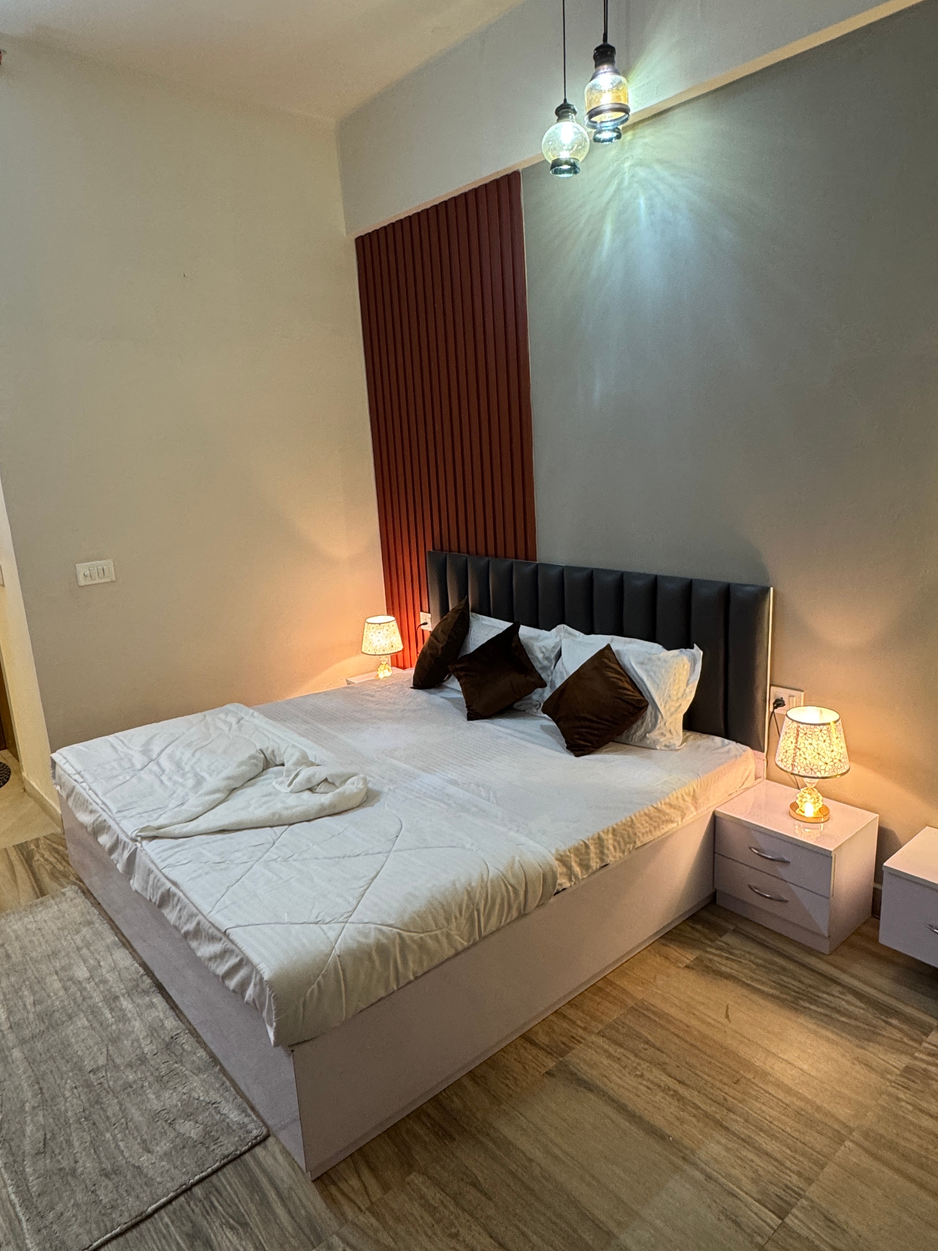 Comfy Vibes 𝗕𝗢𝗢𝗞 Noida Apartment
