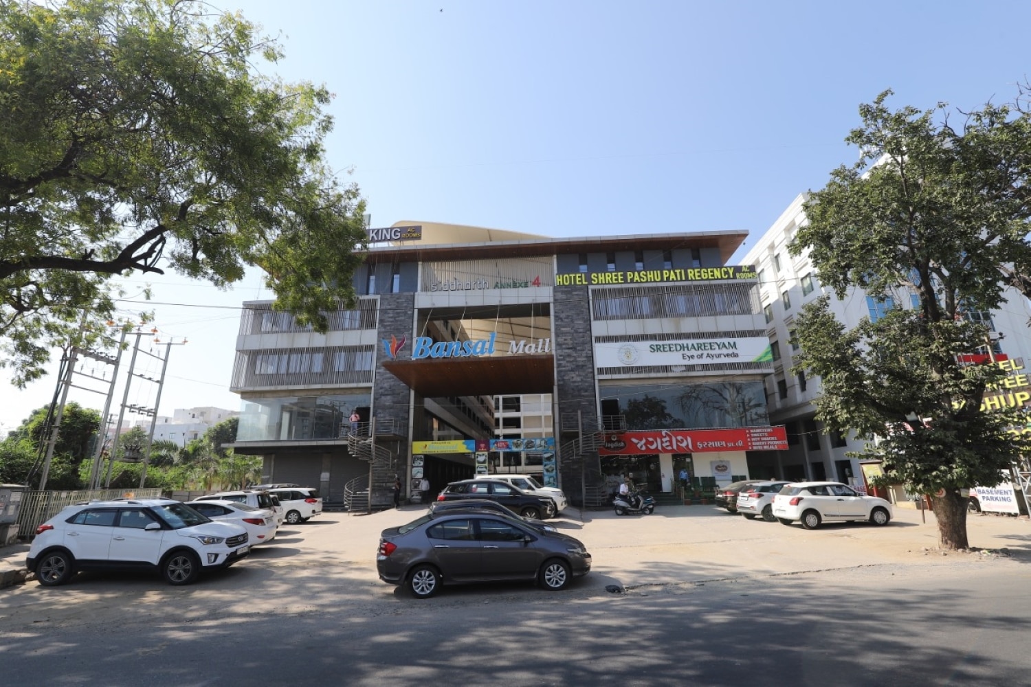 Shree Pashupati Regency 𝗕𝗢𝗢𝗞 Vadodara Hotel