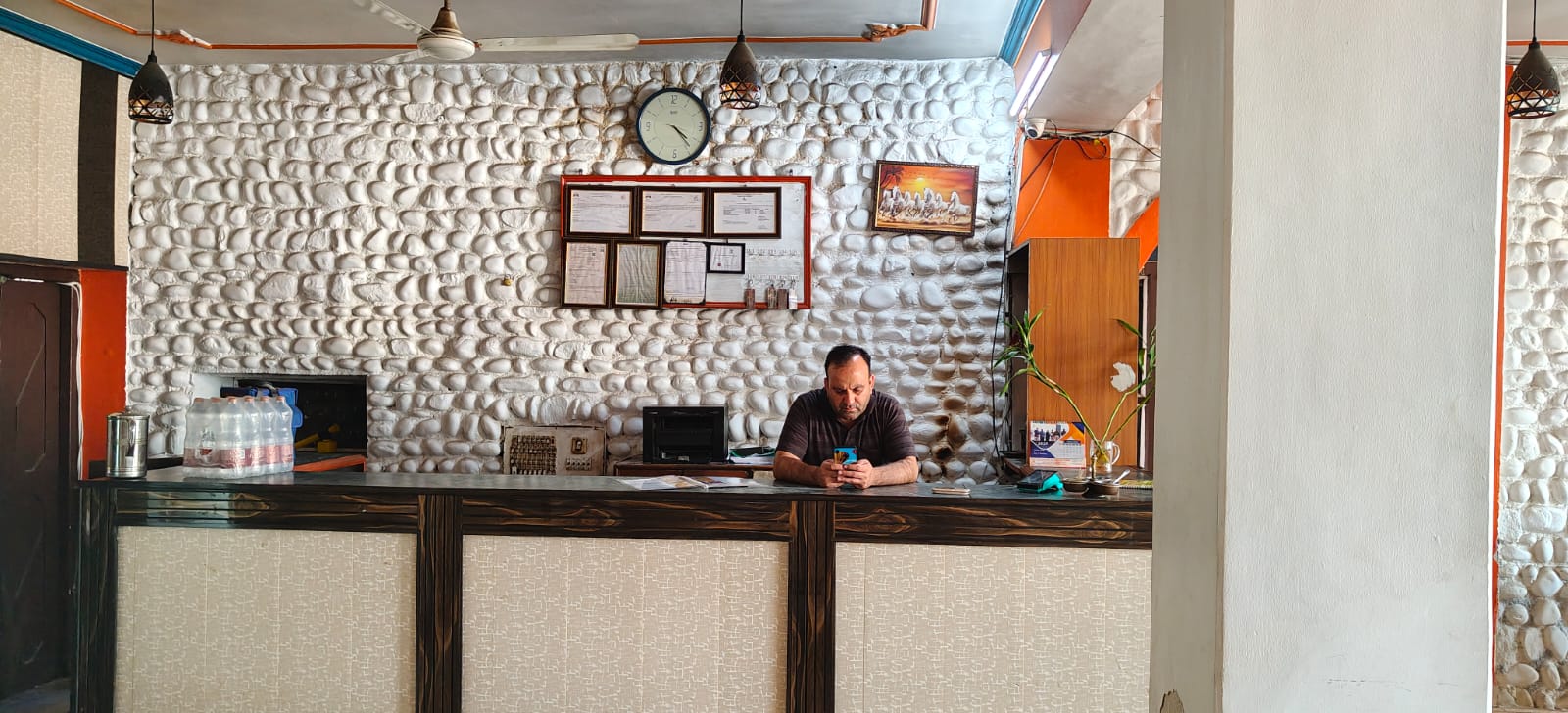 Hotel Chinar 𝗕𝗢𝗢𝗞 Sundarnagar Hotel