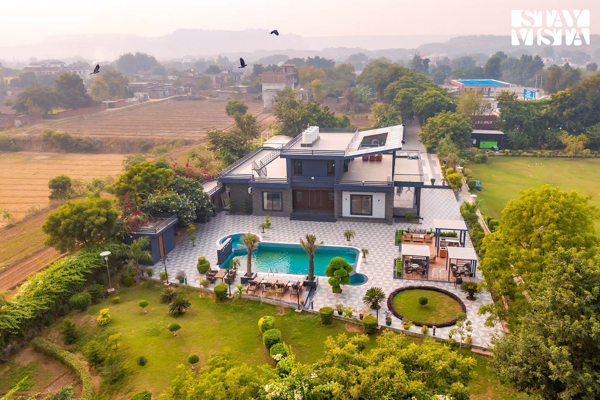 StayVista at Hampton Acres W/ Outdoor Pool 𝗕𝗢𝗢𝗞 Faridabad Farm House