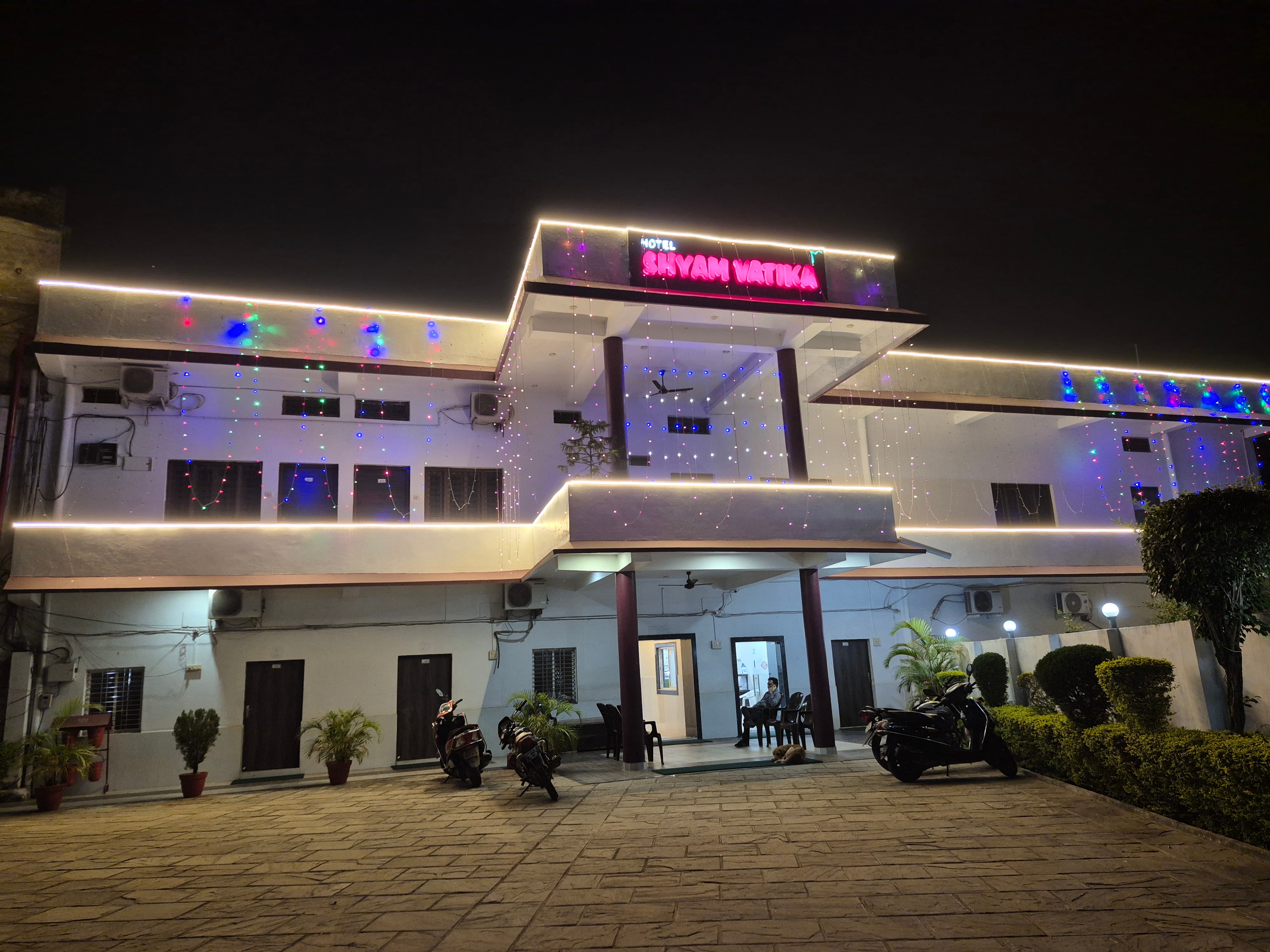 Shyam Vatika 𝗕𝗢𝗢𝗞 Chanderi Hotel