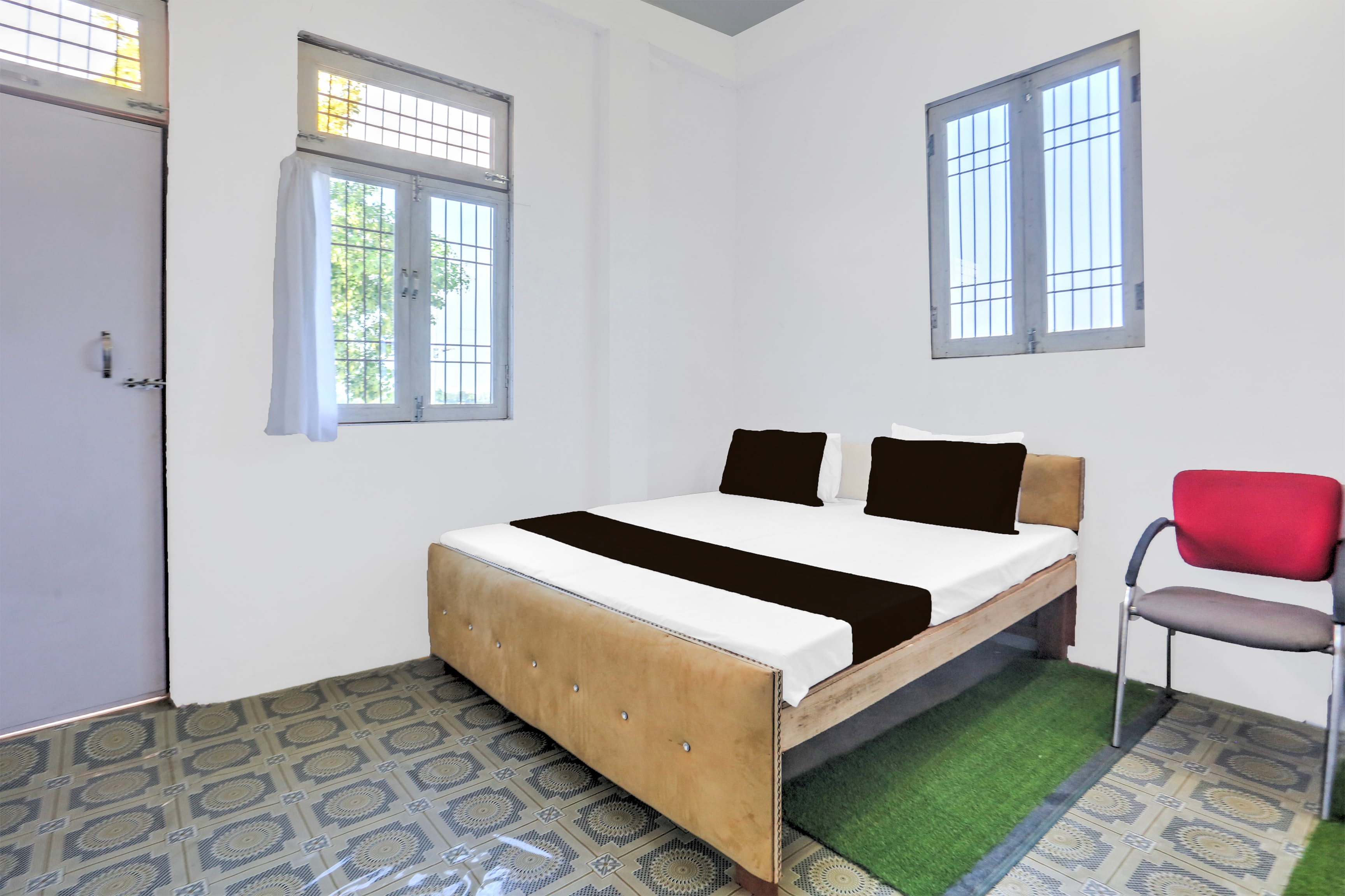 SPOT ON Hotel Vs Palace 𝗕𝗢𝗢𝗞 Bharthana Hotel