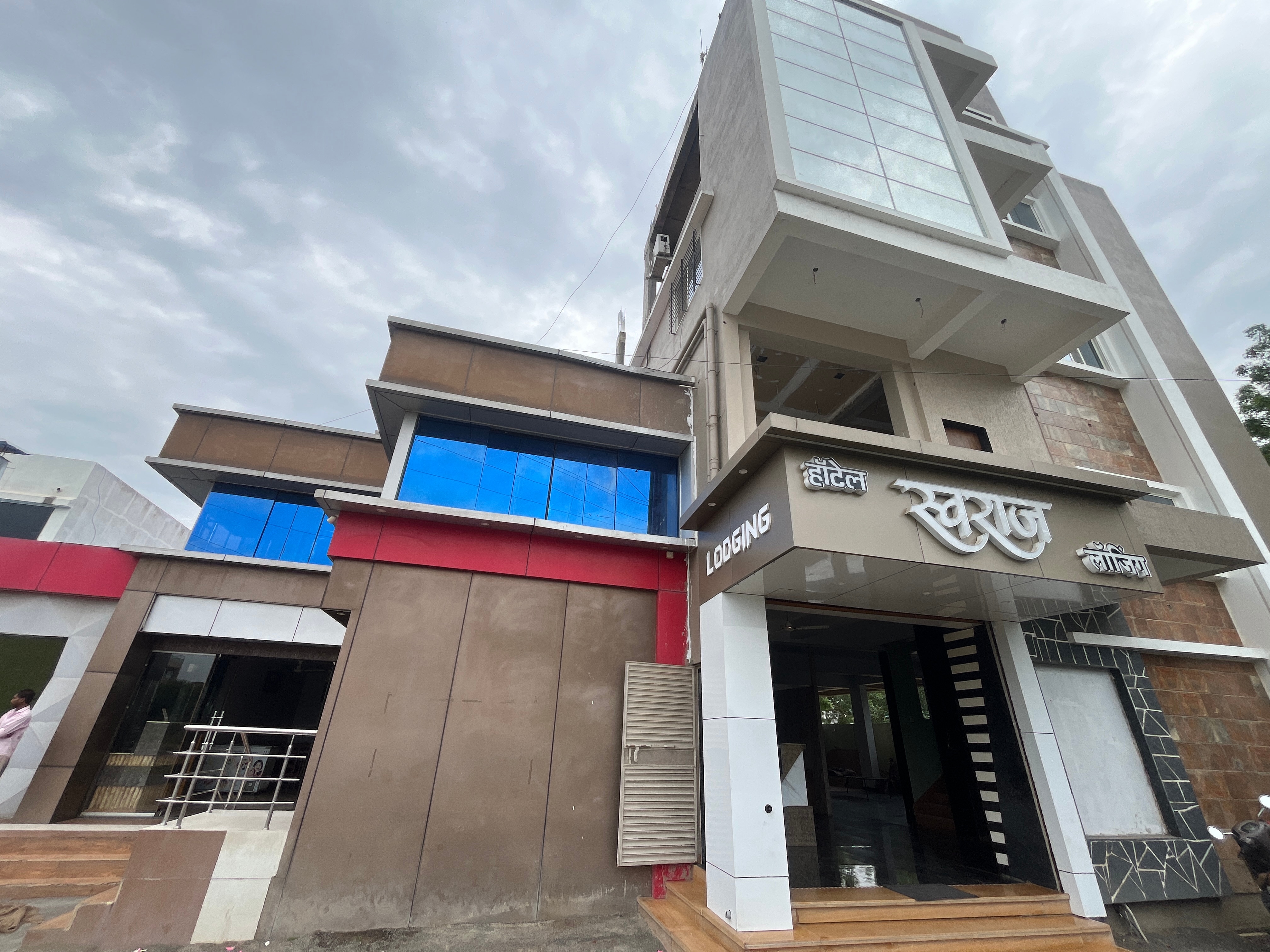 Hotel Swaraj 𝗕𝗢𝗢𝗞 Bhusawal Hotel