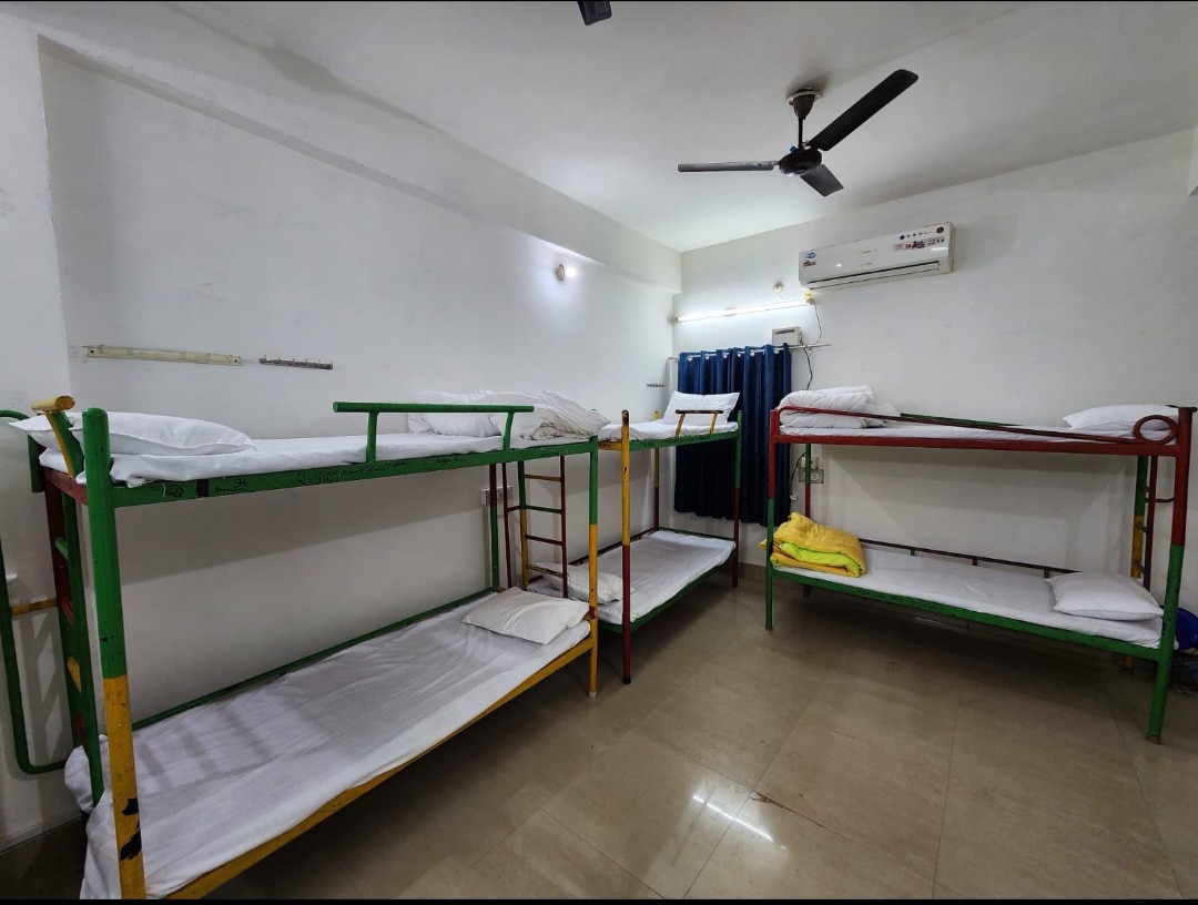 BITS Hostel | AC Dorms 𝗕𝗢𝗢𝗞 Varanasi Hostel