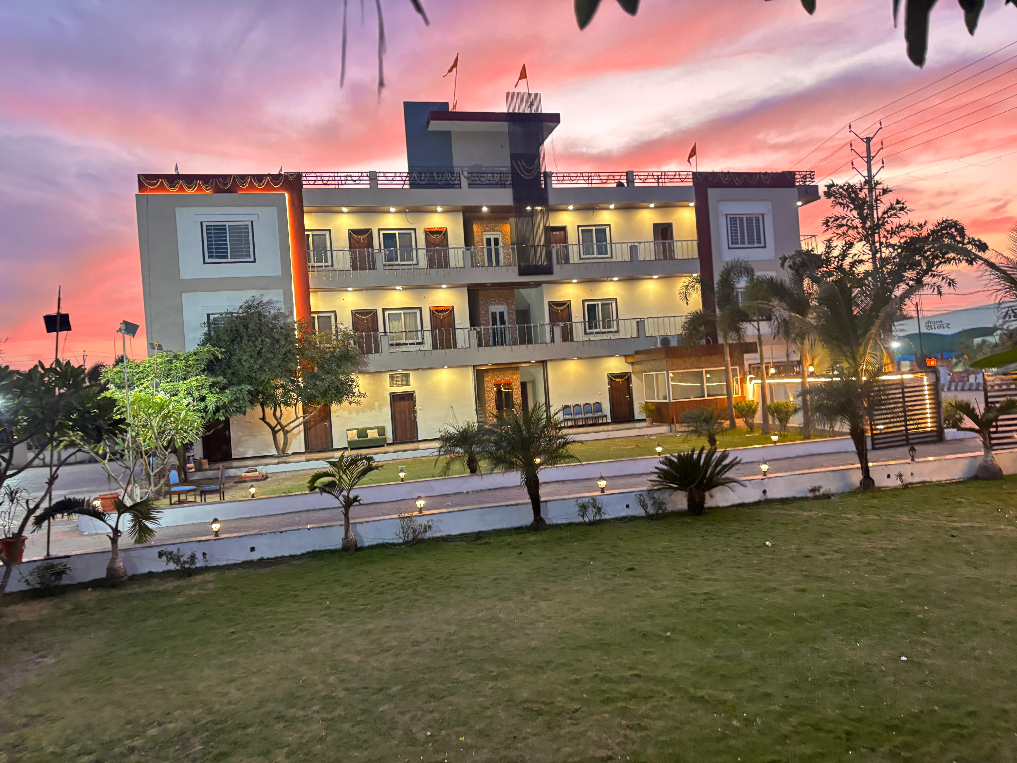 Hotel Radiant 𝗕𝗢𝗢𝗞 Sehore Hotel