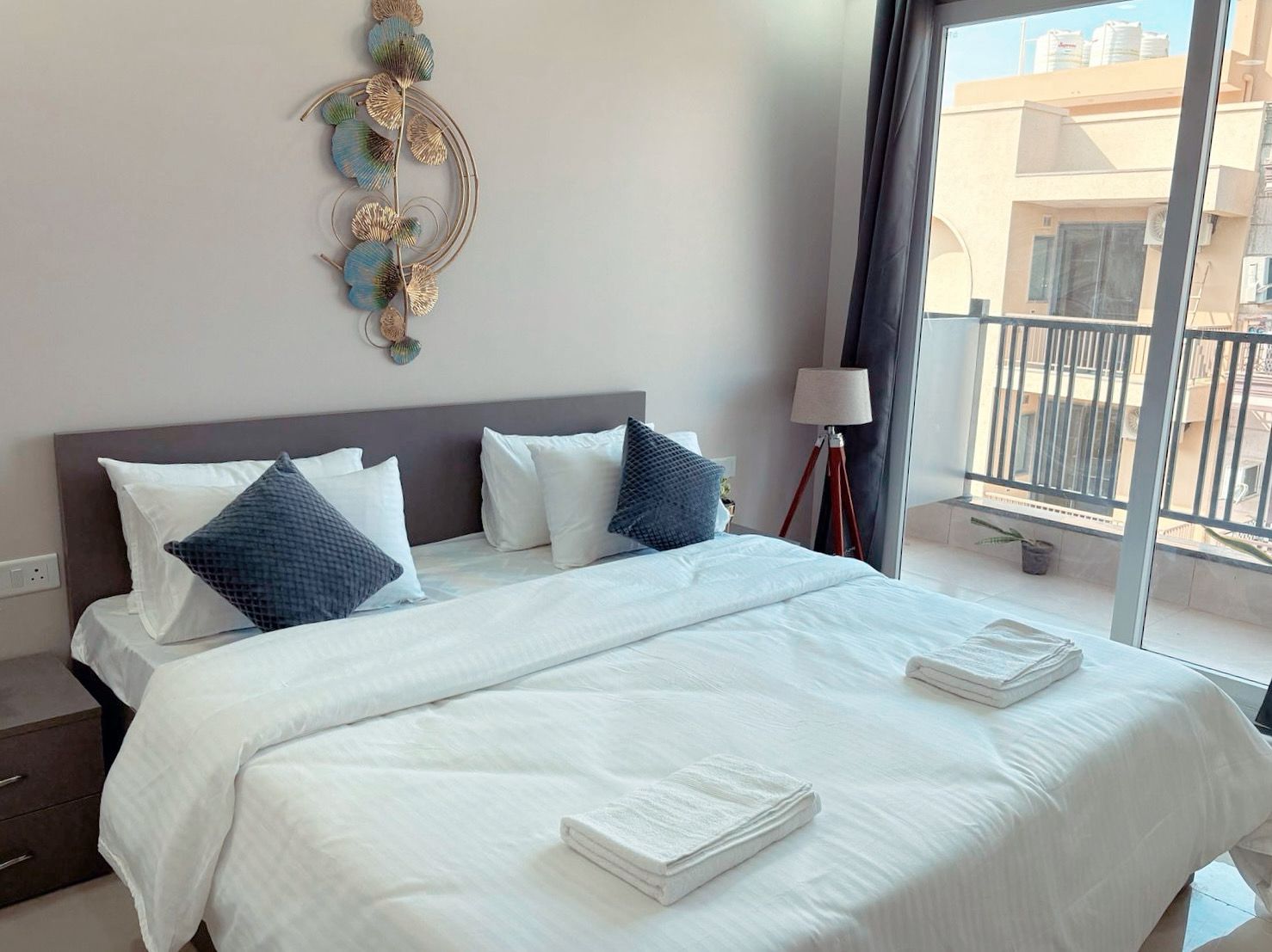 Bright & Cozy Service Apartment By One Stop Hospitality 𝗕𝗢𝗢𝗞 Gurgaon ...