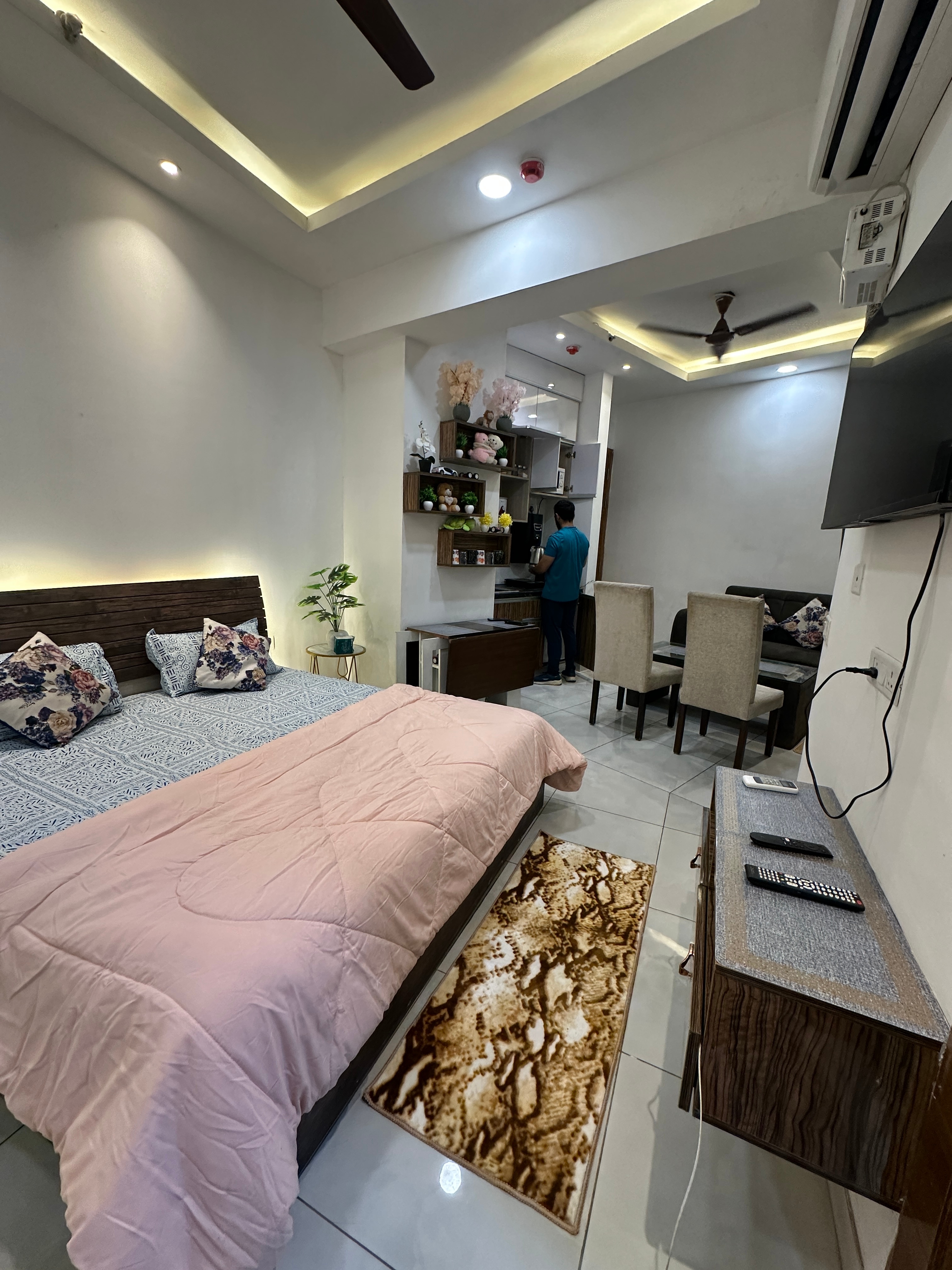 Cozy and luxury downtown studio 𝗕𝗢𝗢𝗞 Noida Apartment