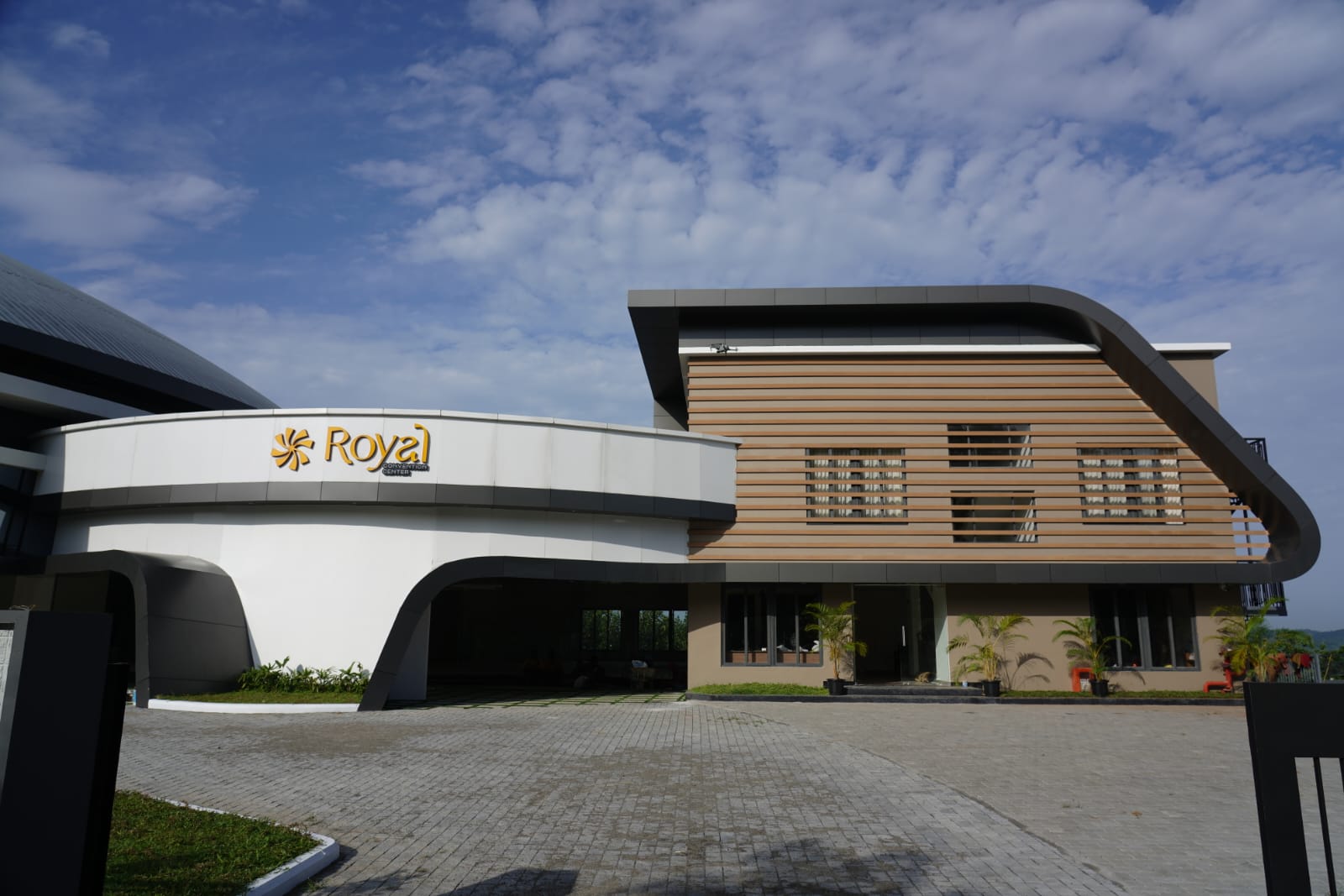 Royal Holidays & Stays 𝗕𝗢𝗢𝗞 Ottappalam Hotel