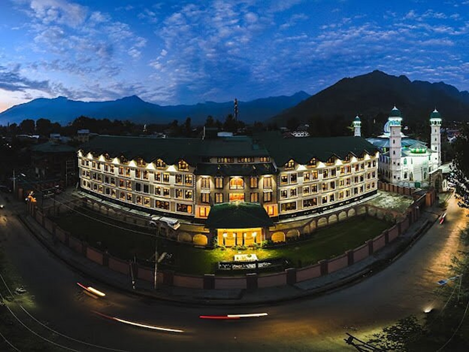 Hotel The Dewan by Royal NaQash 𝗕𝗢𝗢𝗞 Srinagar Hotel