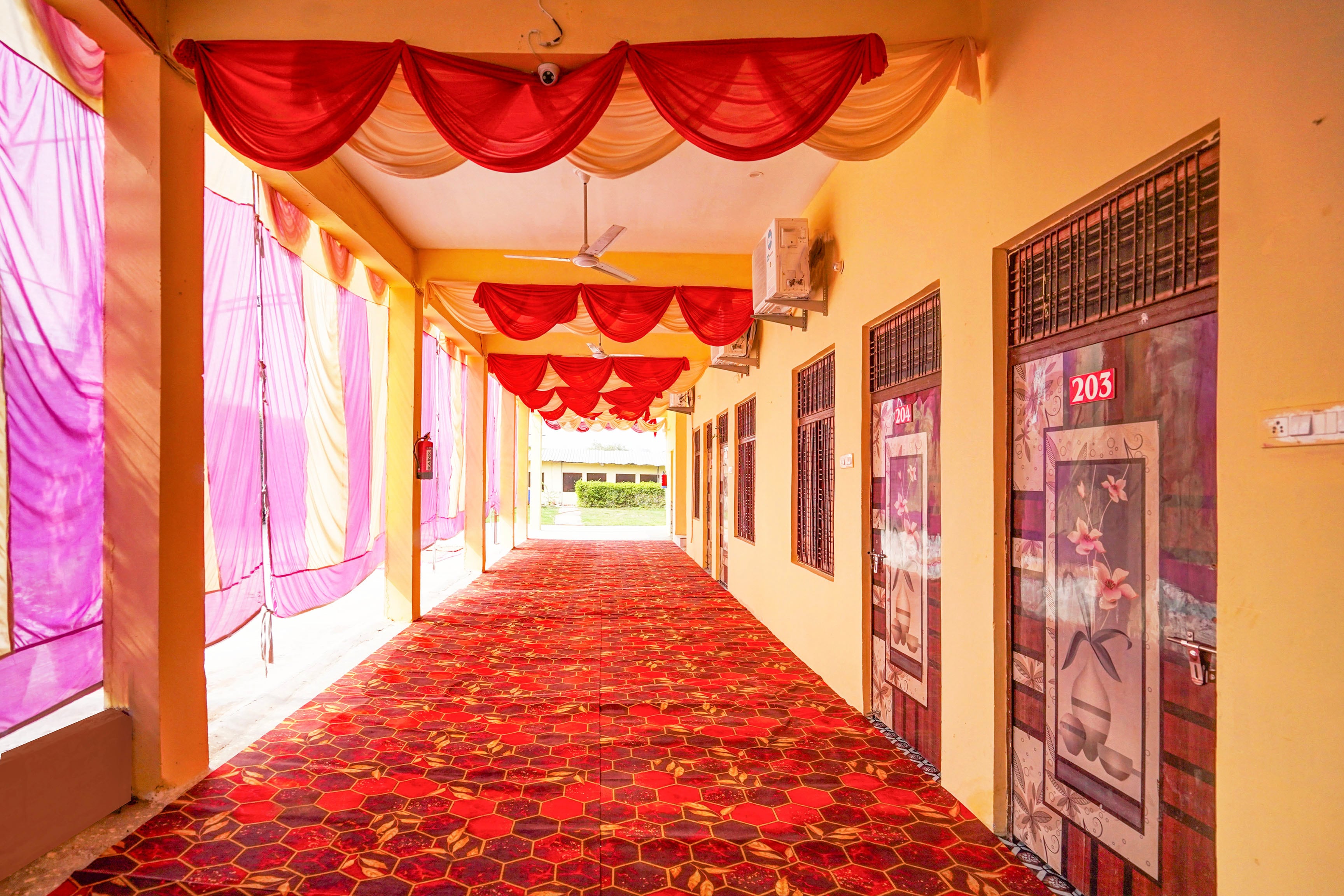 SPOT ON Vasundhara Garden 𝗕𝗢𝗢𝗞 Pukhrayan Hotel