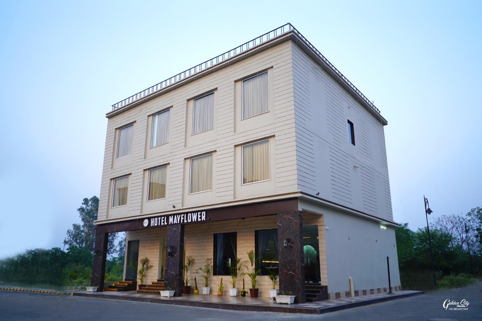 MAYFLOWER By BELOFTE HOTELS 𝗕𝗢𝗢𝗞 Amritsar Hotel