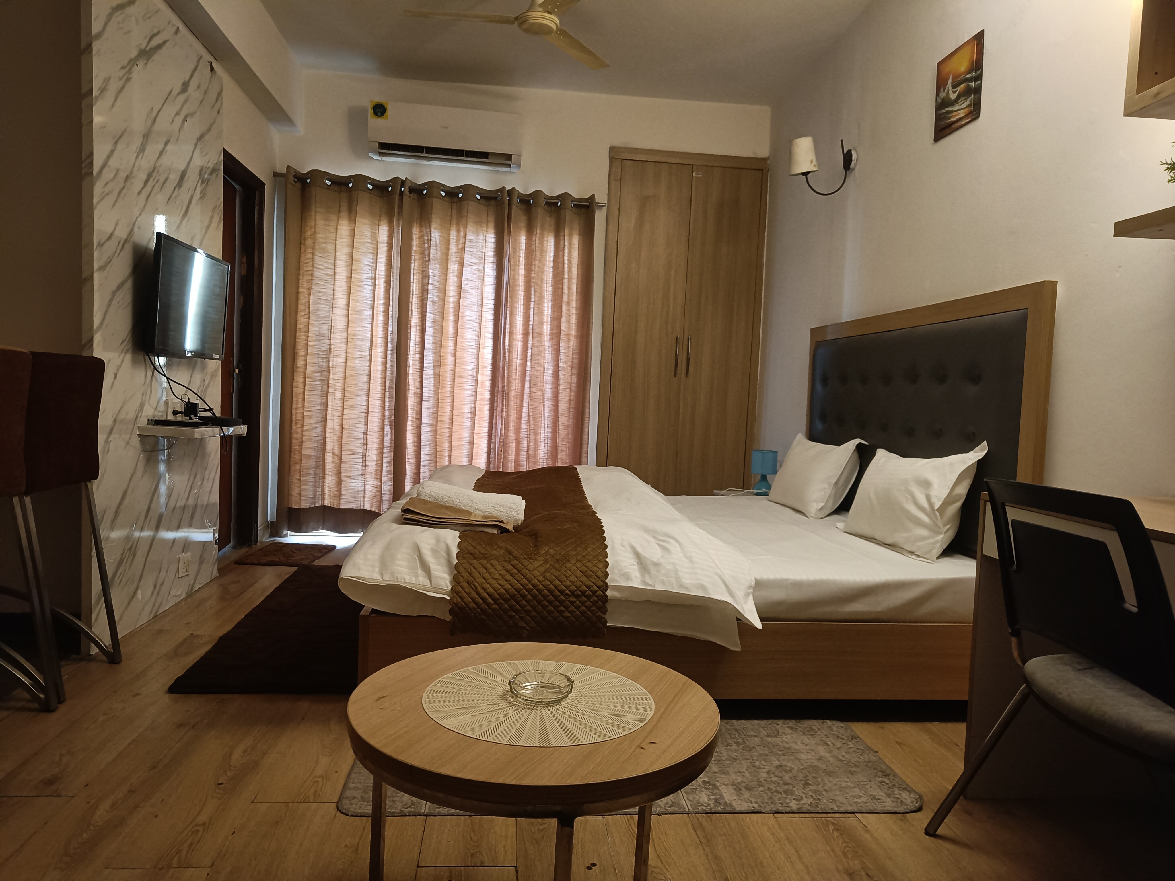 Studio appartment 𝗕𝗢𝗢𝗞 Noida Apartment