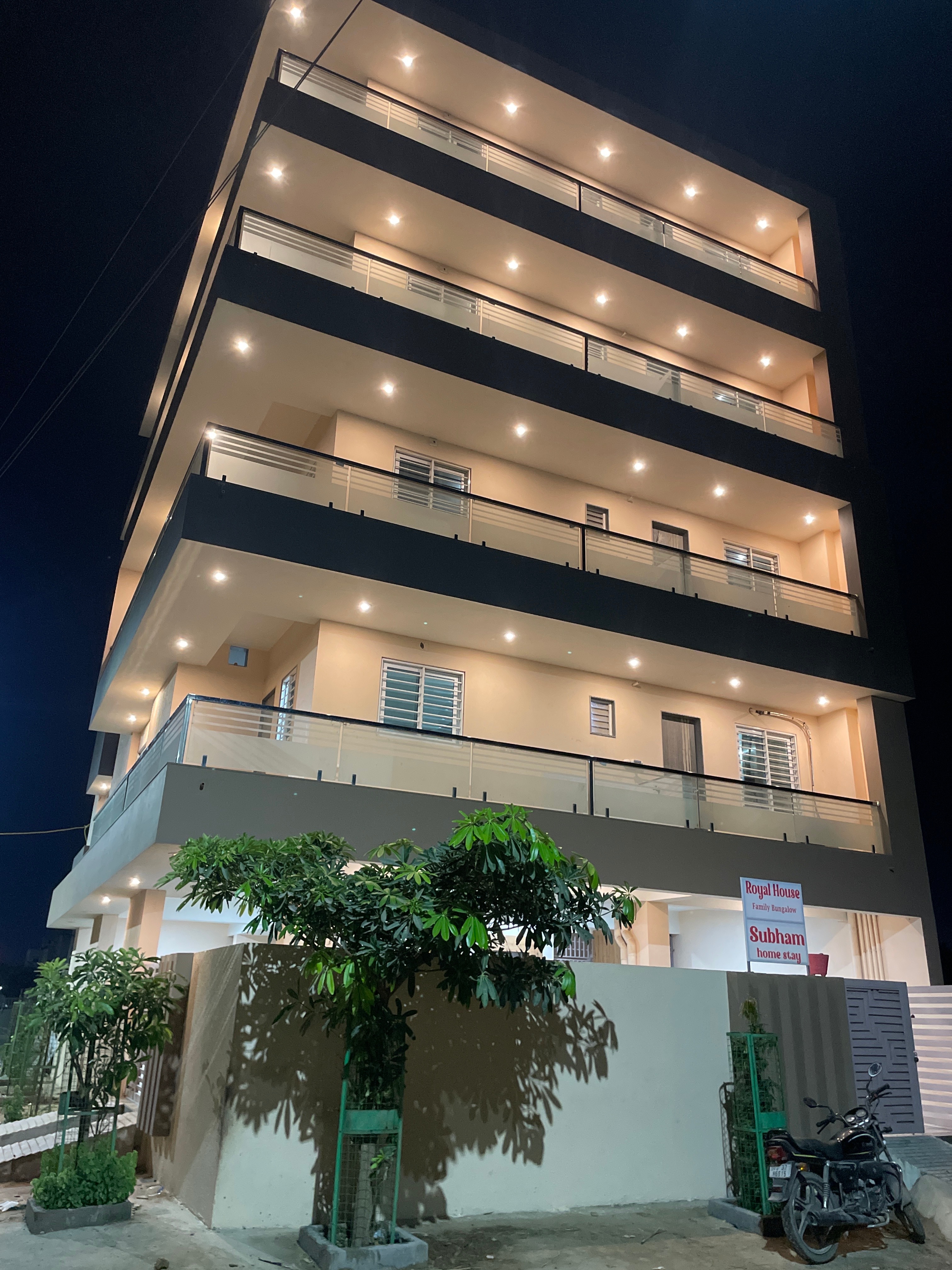 Royal House Family Bunglow 𝗕𝗢𝗢𝗞 Dwarka Apartment