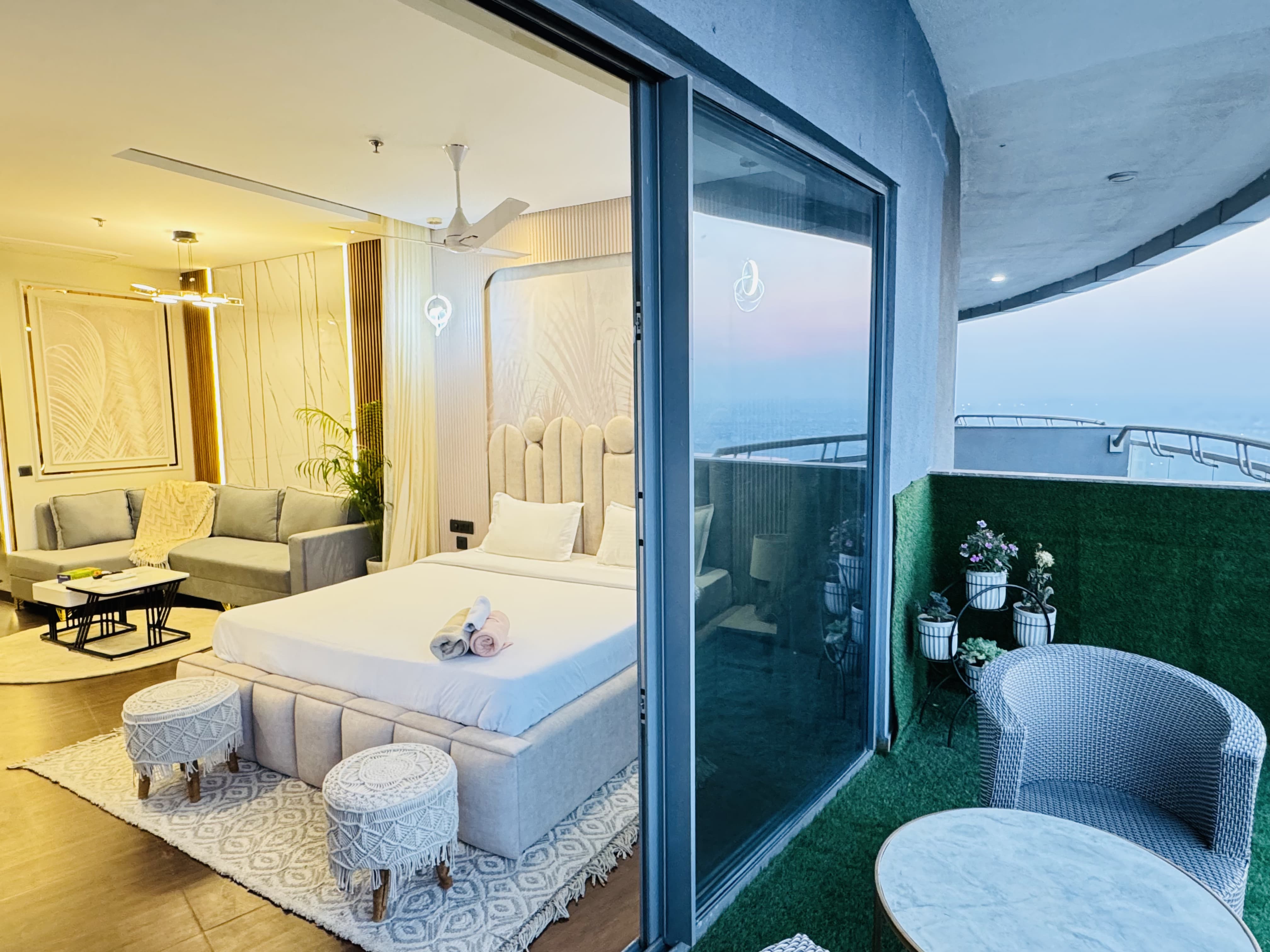 Hidden Heaven (Premium Stay) 𝗕𝗢𝗢𝗞 Noida Apartment