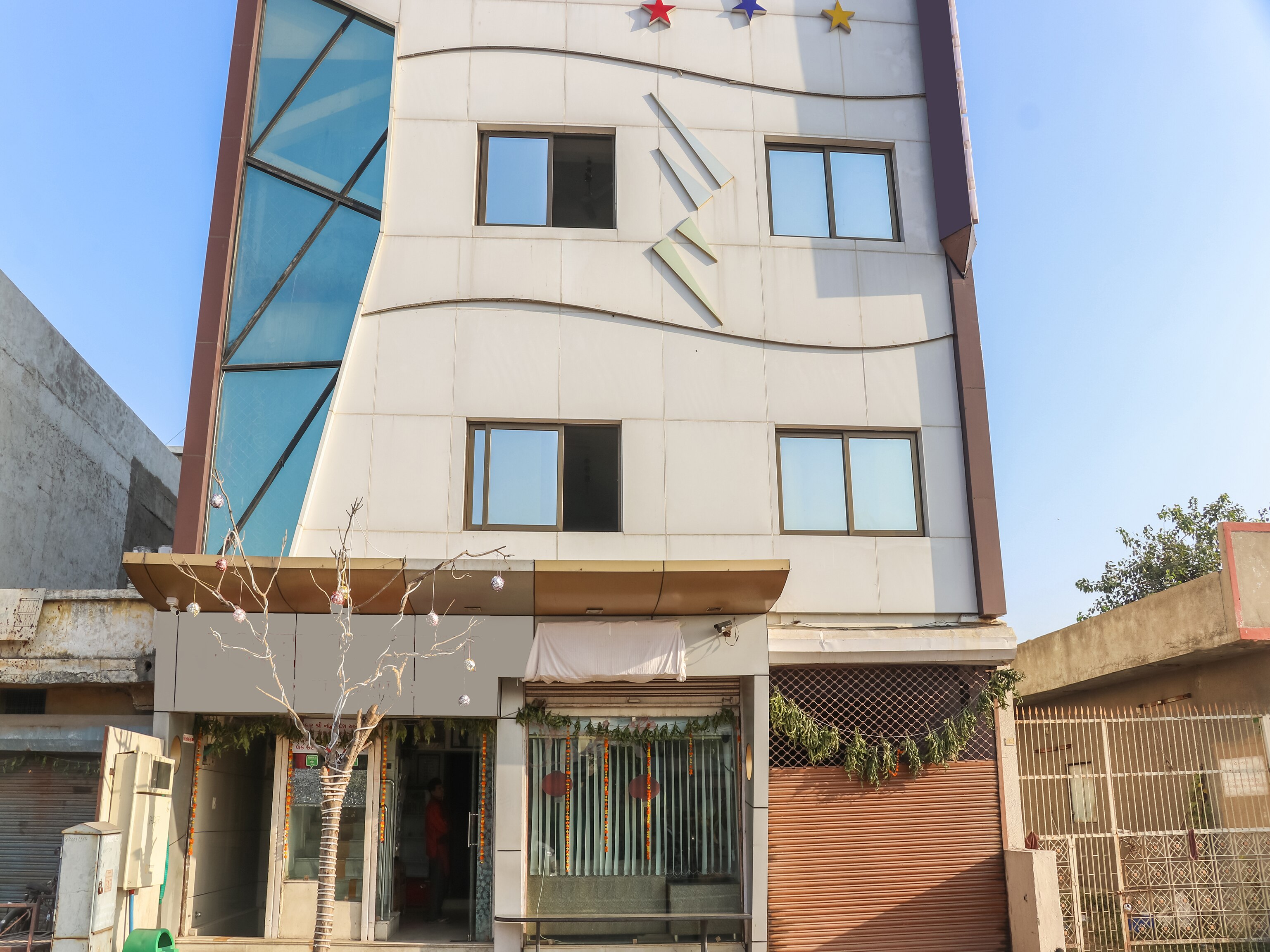 Hotel Chatako (Near CTM Circle) 𝗕𝗢𝗢𝗞 Ahmedabad Hotel