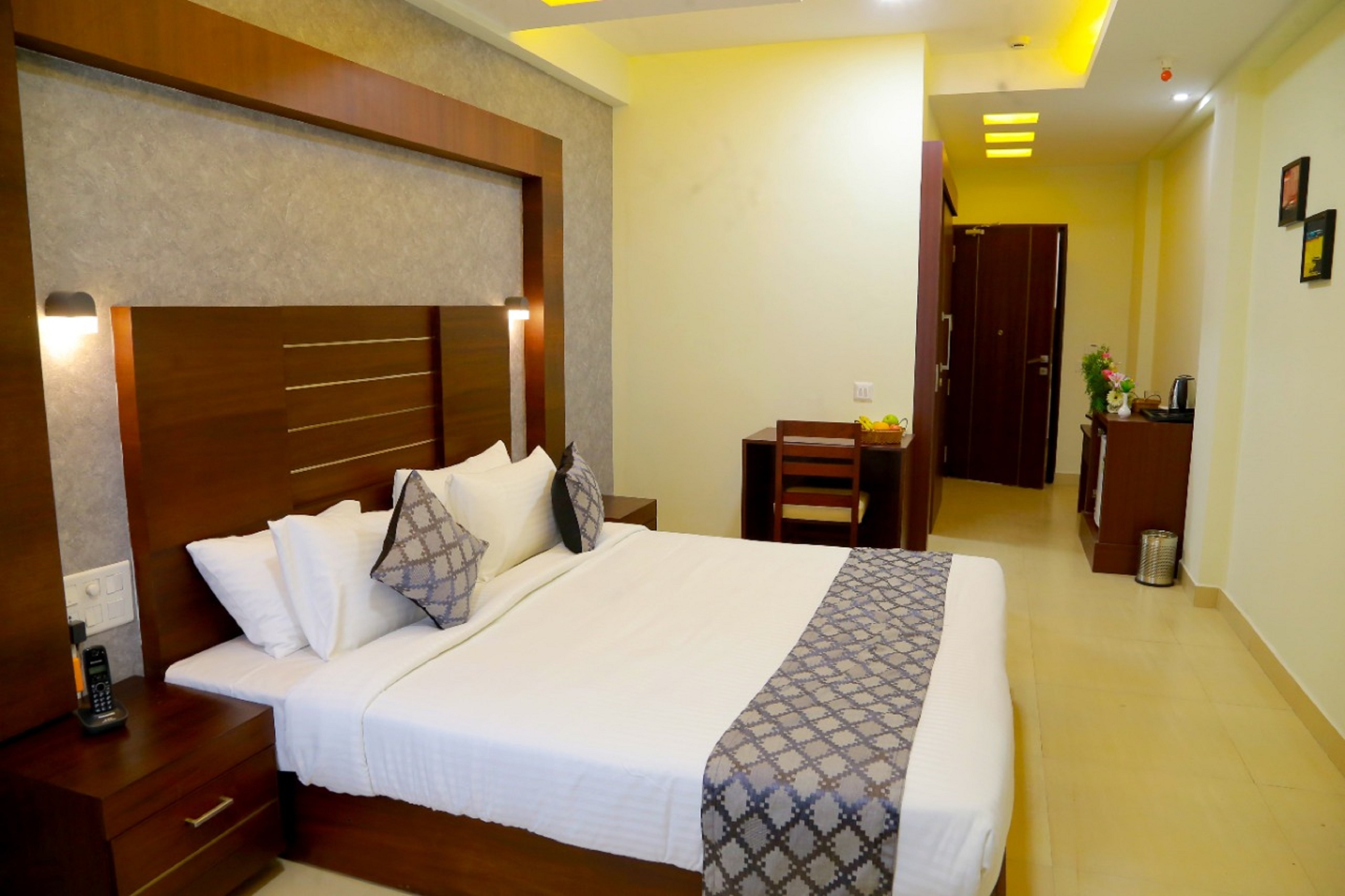 Club 99 Suites 𝗕𝗢𝗢𝗞 Cochin Hotel