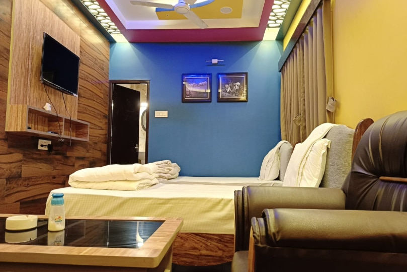 HOTEL GODAVARI 𝗕𝗢𝗢𝗞 Mathabhanga Hotel