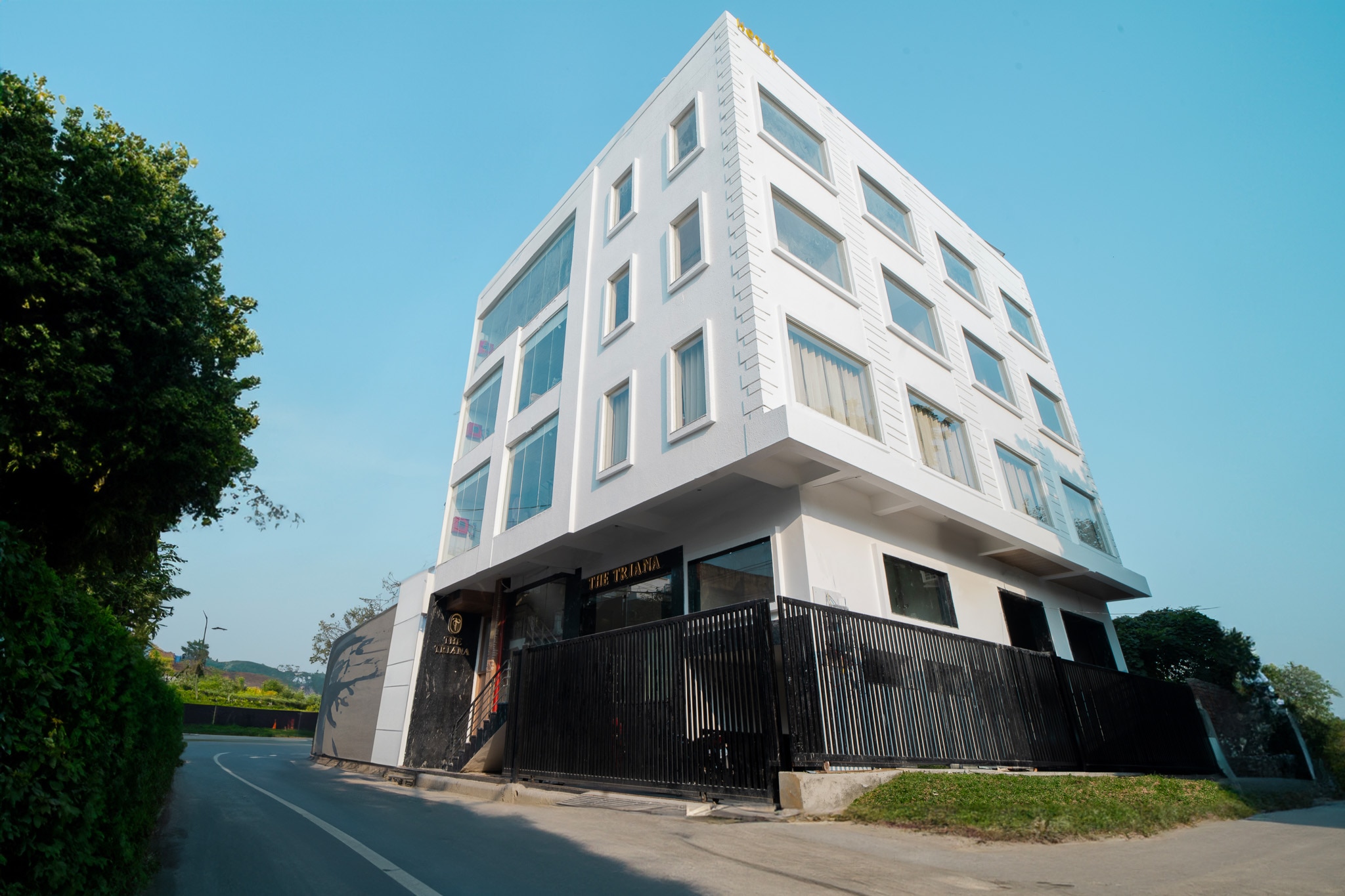 THE TRIANA 𝗕𝗢𝗢𝗞 Varanasi Hotel