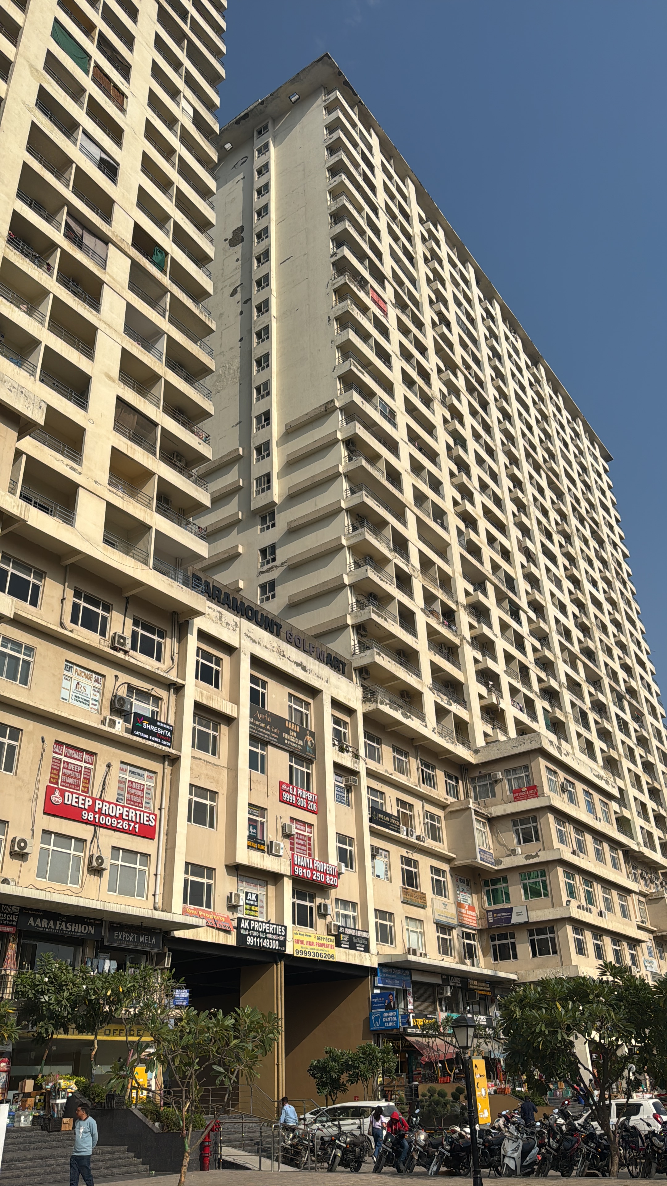 Paramount 𝗕𝗢𝗢𝗞 Noida Apartment