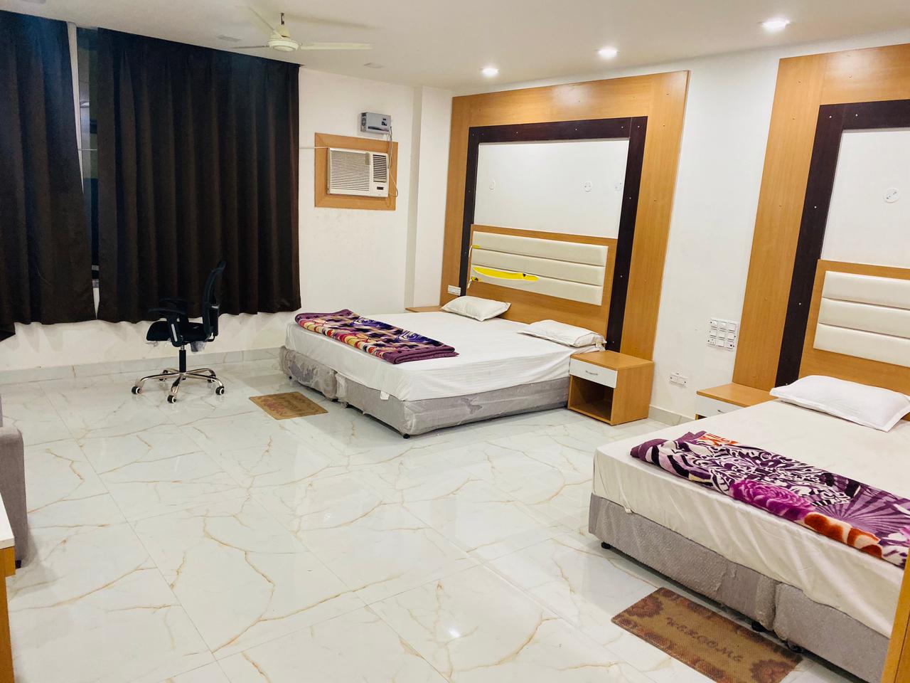 Hotel Gayatri Palace 𝗕𝗢𝗢𝗞 Mirzapur Hotel