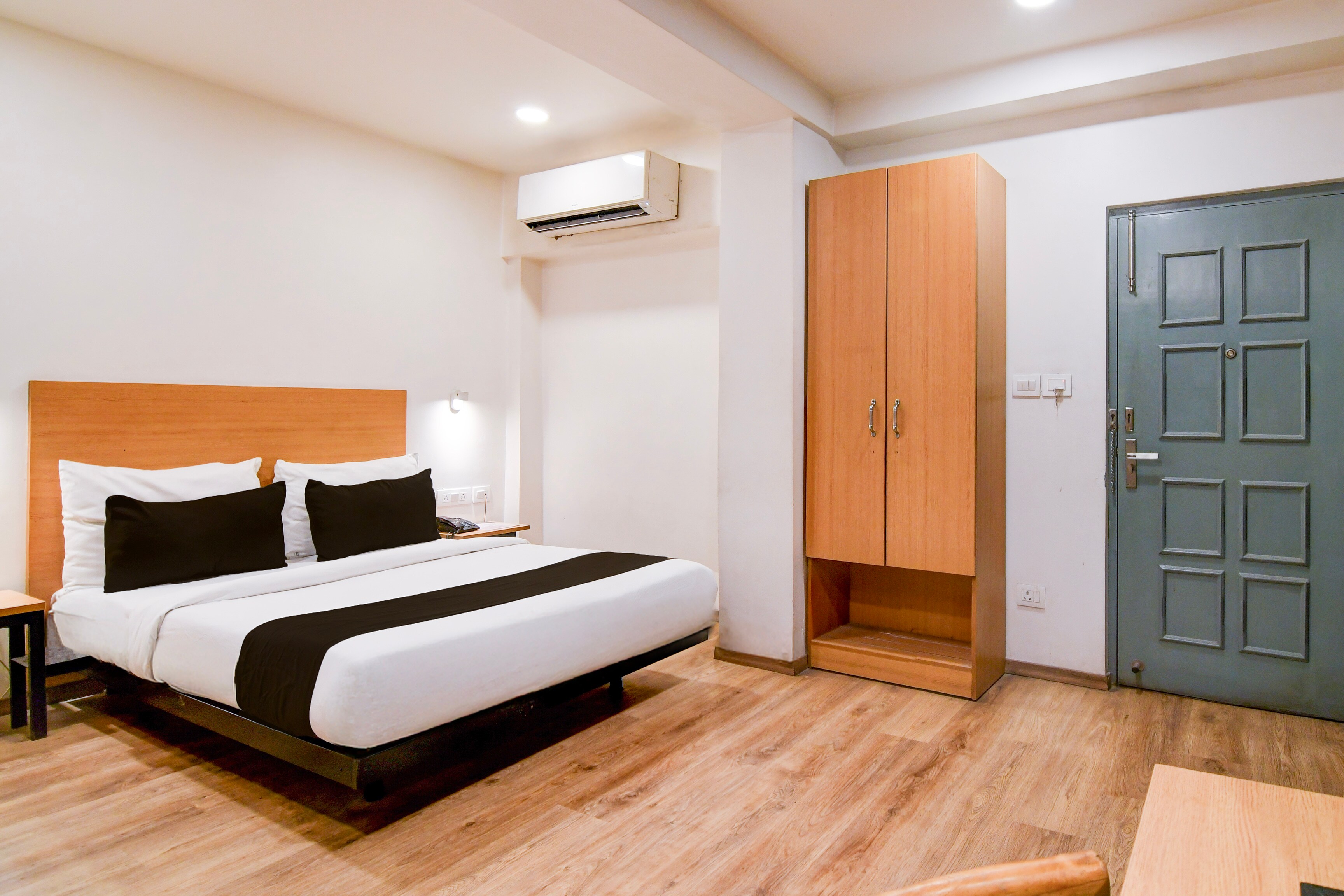 Super Townhouse VIP Road Formerly The Sky 𝗕𝗢𝗢𝗞 Kolkata Hotel