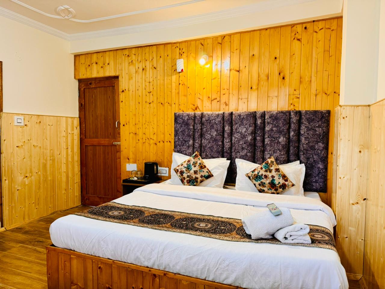 Hotel Suraj Inn 𝗕𝗢𝗢𝗞 Manali Hotel