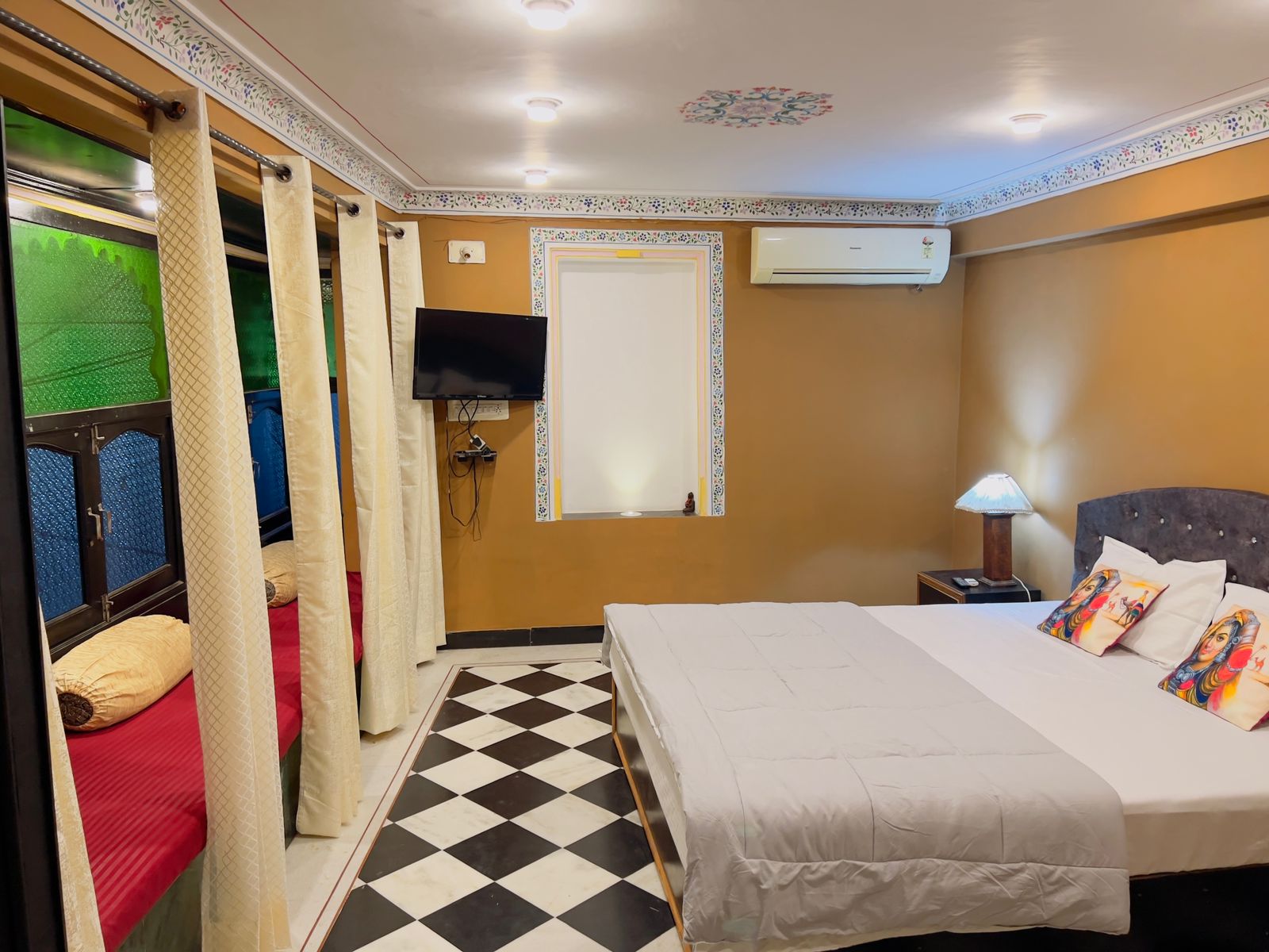 Mild Life Hostel Udaipur |250 Metres from Ambrai Ghat 𝗕𝗢𝗢𝗞 Udaipur Hostel