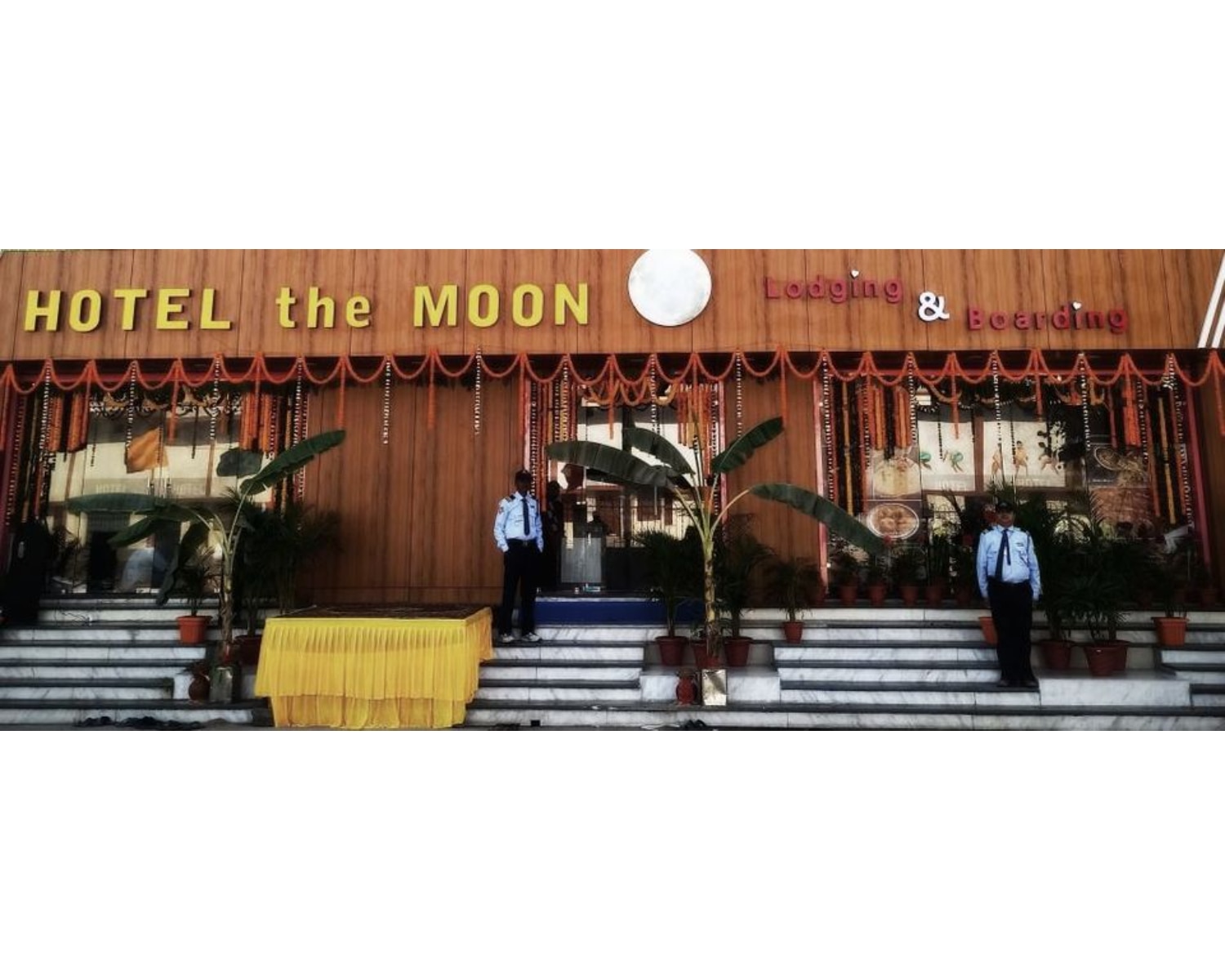 Hotel the Moon 𝗕𝗢𝗢𝗞 Sonepur Hotel