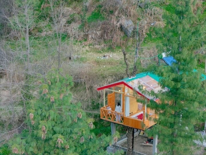 SkyHeaven Jacuzzi Treehouse 𝗕𝗢𝗢𝗞 Jibhi Tree house