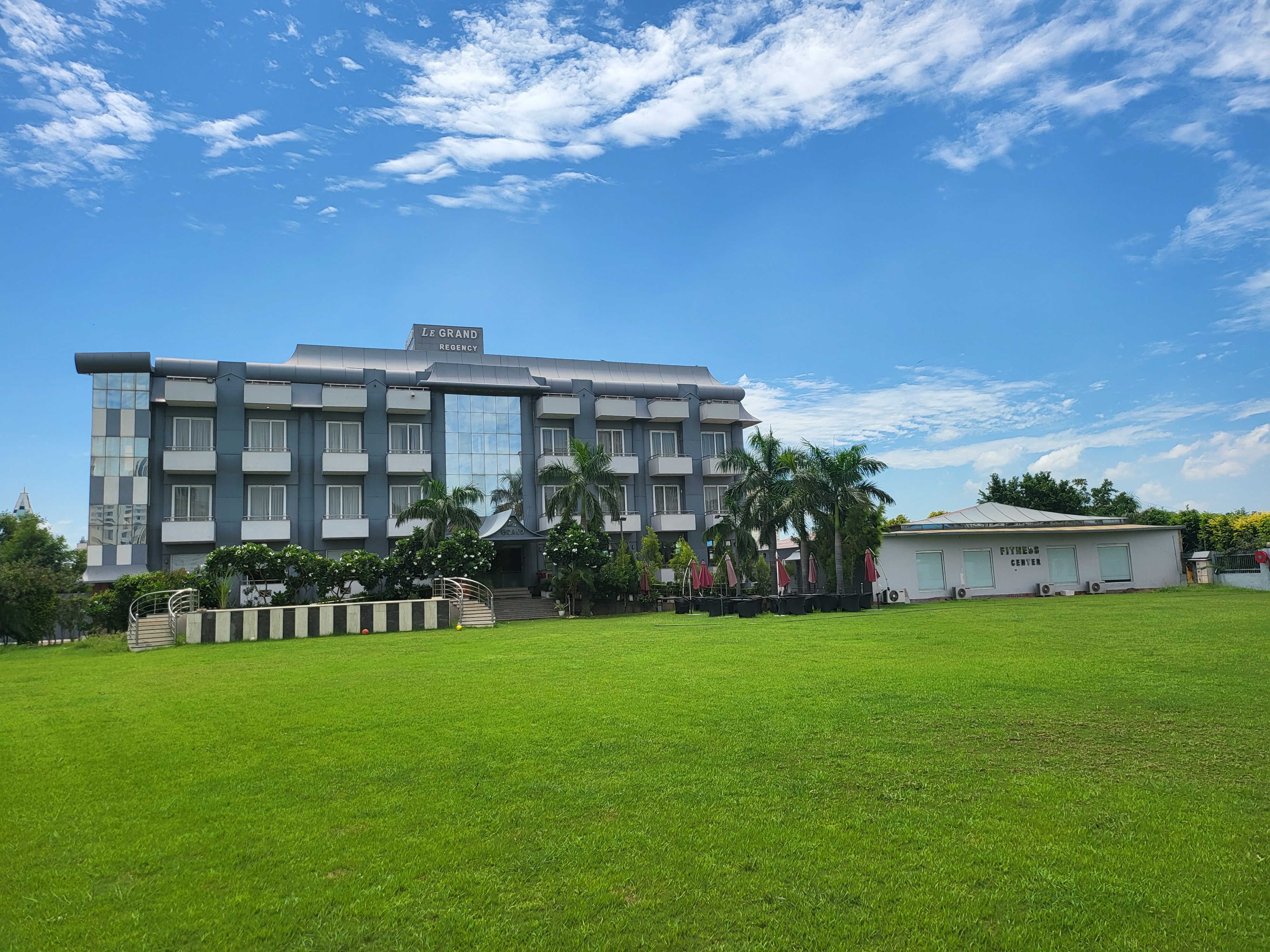 Le Grand Regency 𝗕𝗢𝗢𝗞 Noida Hotel