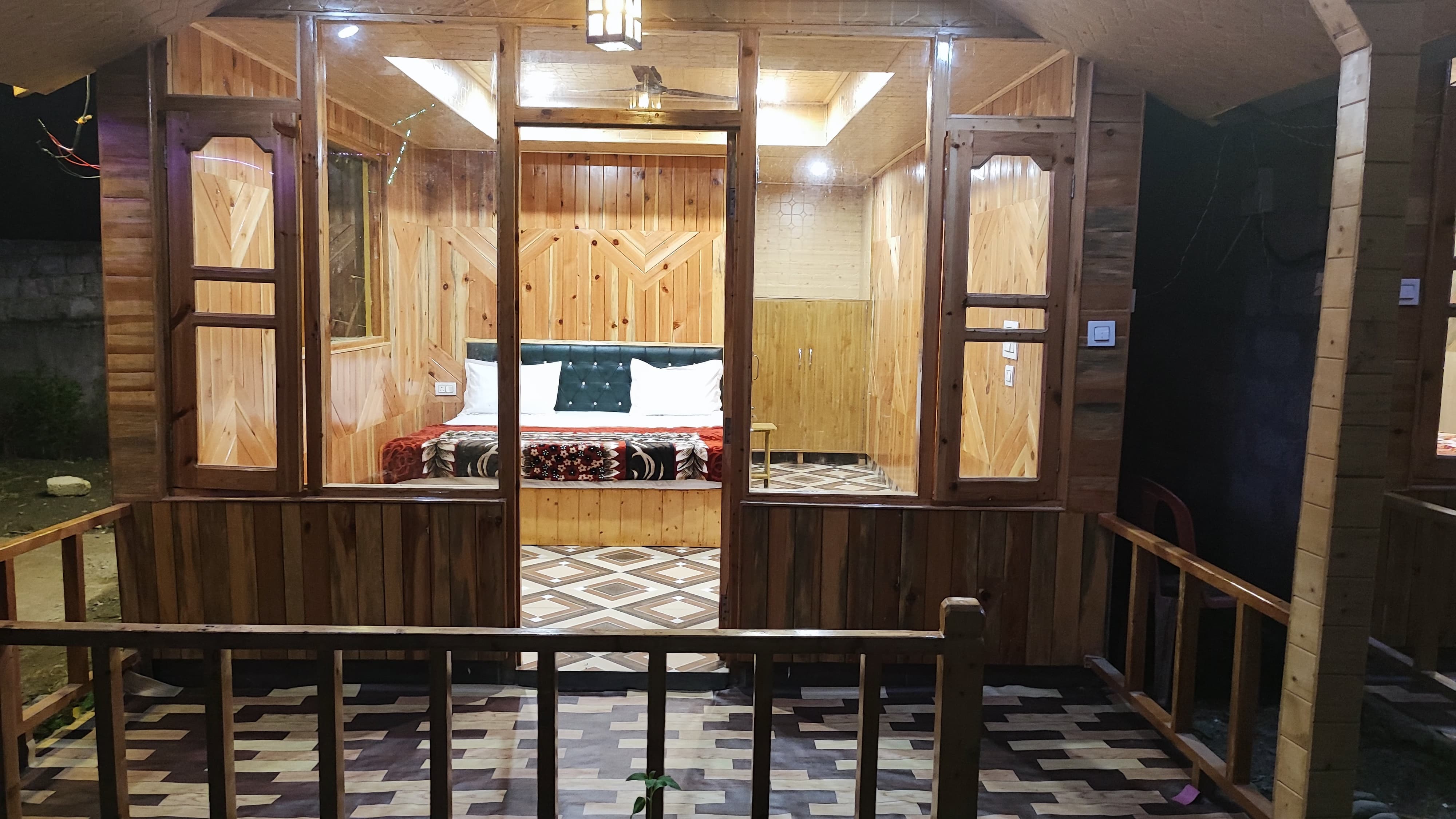 wooden huts 𝗕𝗢𝗢𝗞 Kasol Cottage