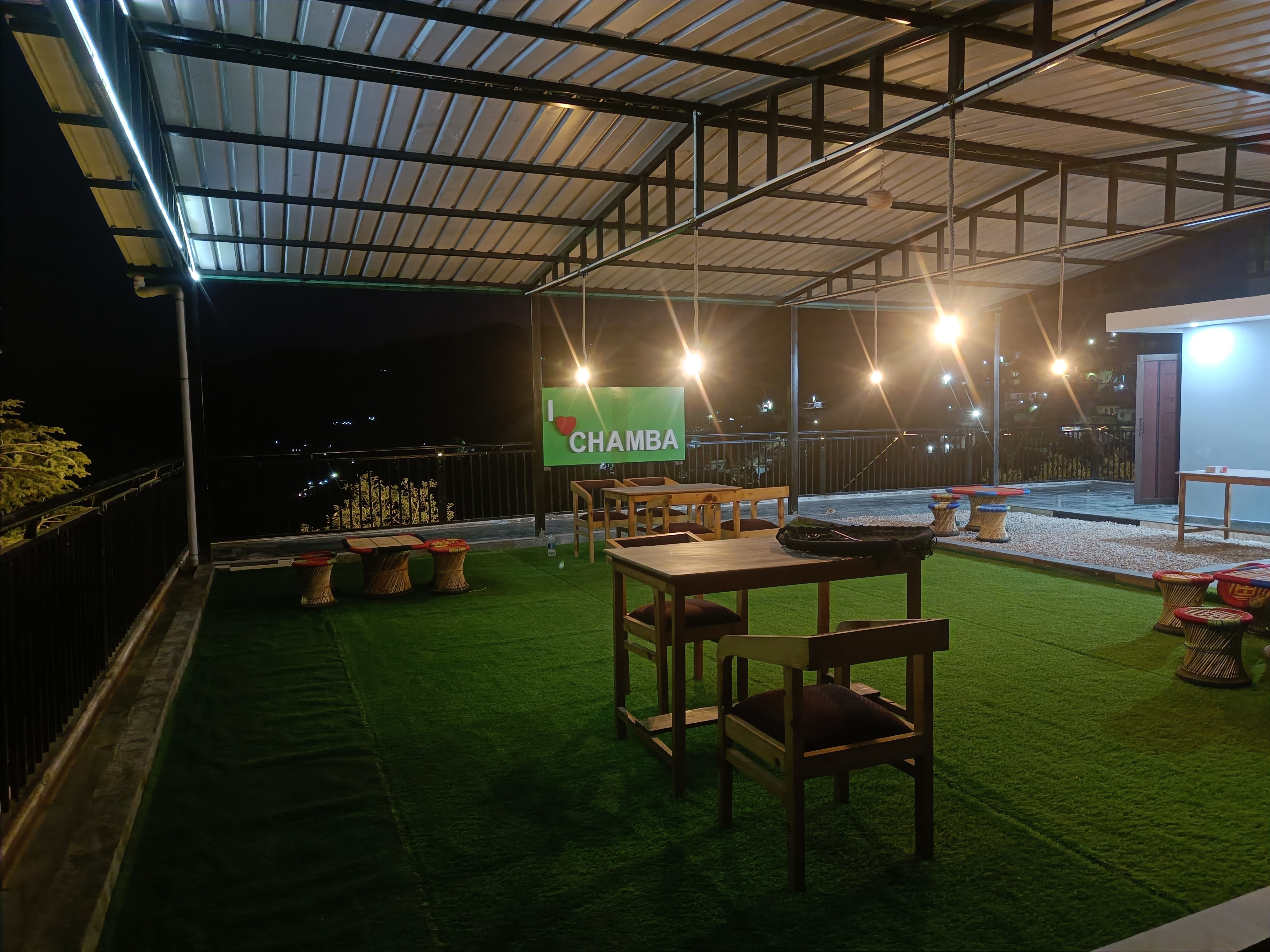 Happy Homestay and Rooftop cafe 𝗕𝗢𝗢𝗞 Chamba Homestay
