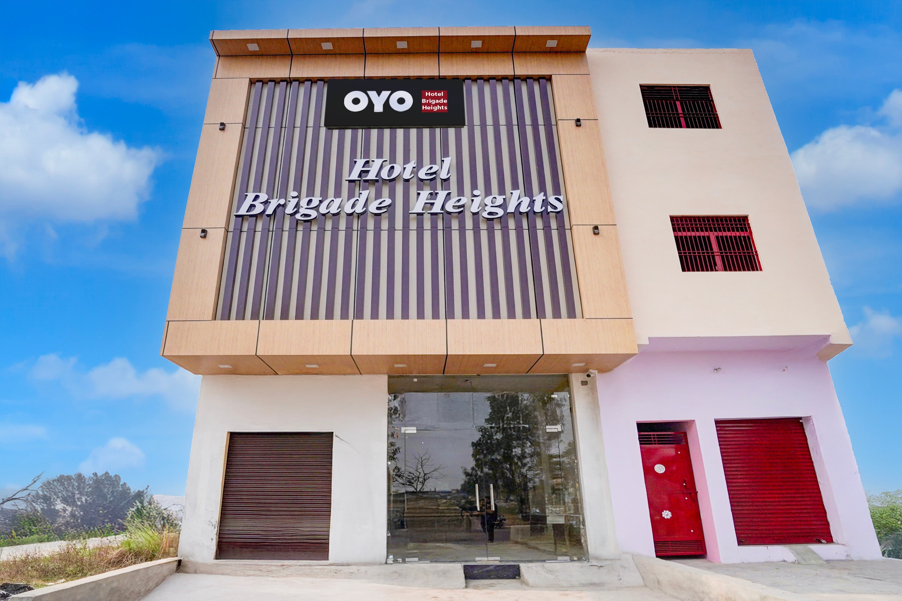 SPOT ON Hotel Brigade Heights 𝗕𝗢𝗢𝗞 Noida Hotel
