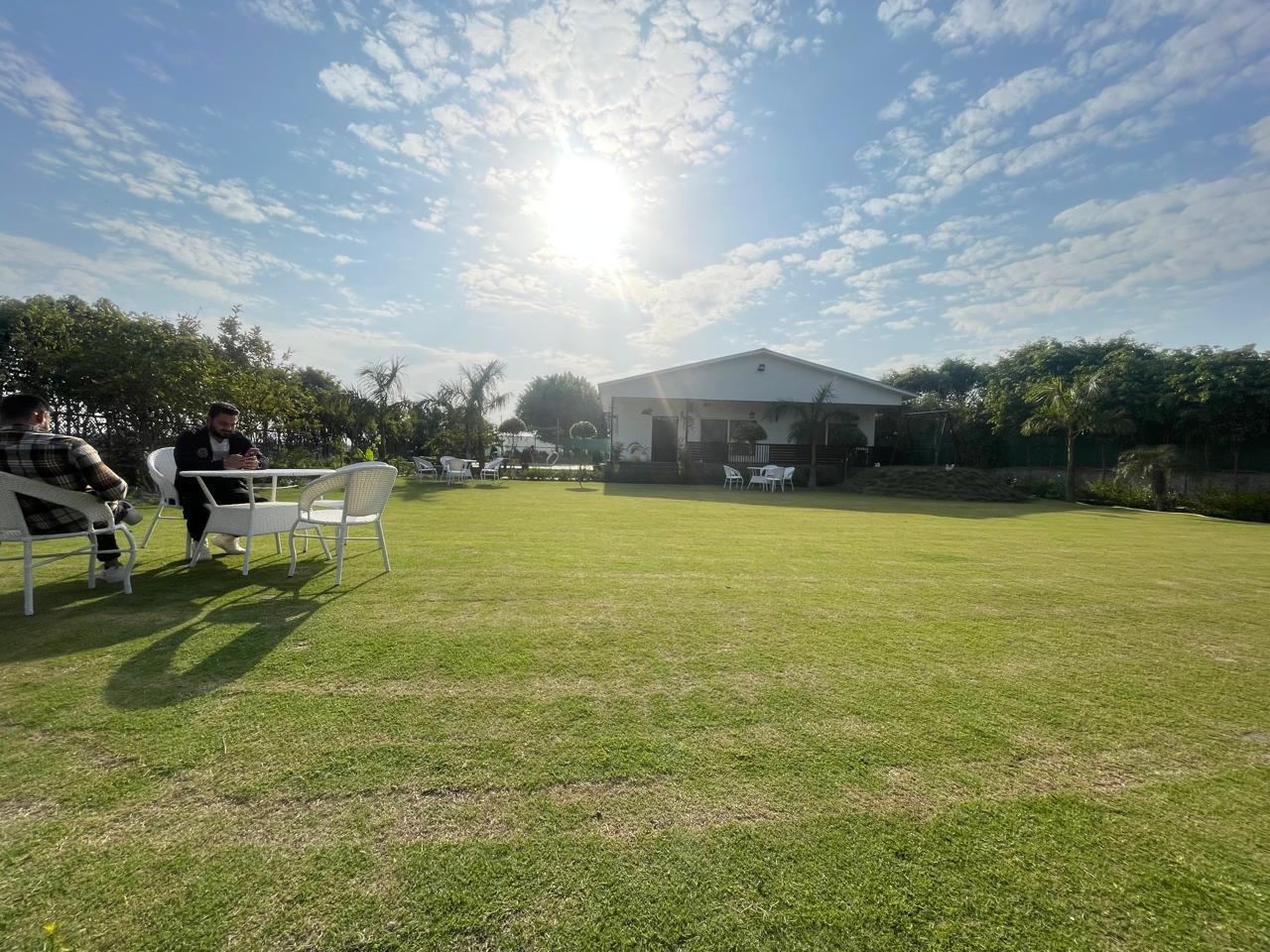 Samrat Farms 𝗕𝗢𝗢𝗞 Noida Farm House