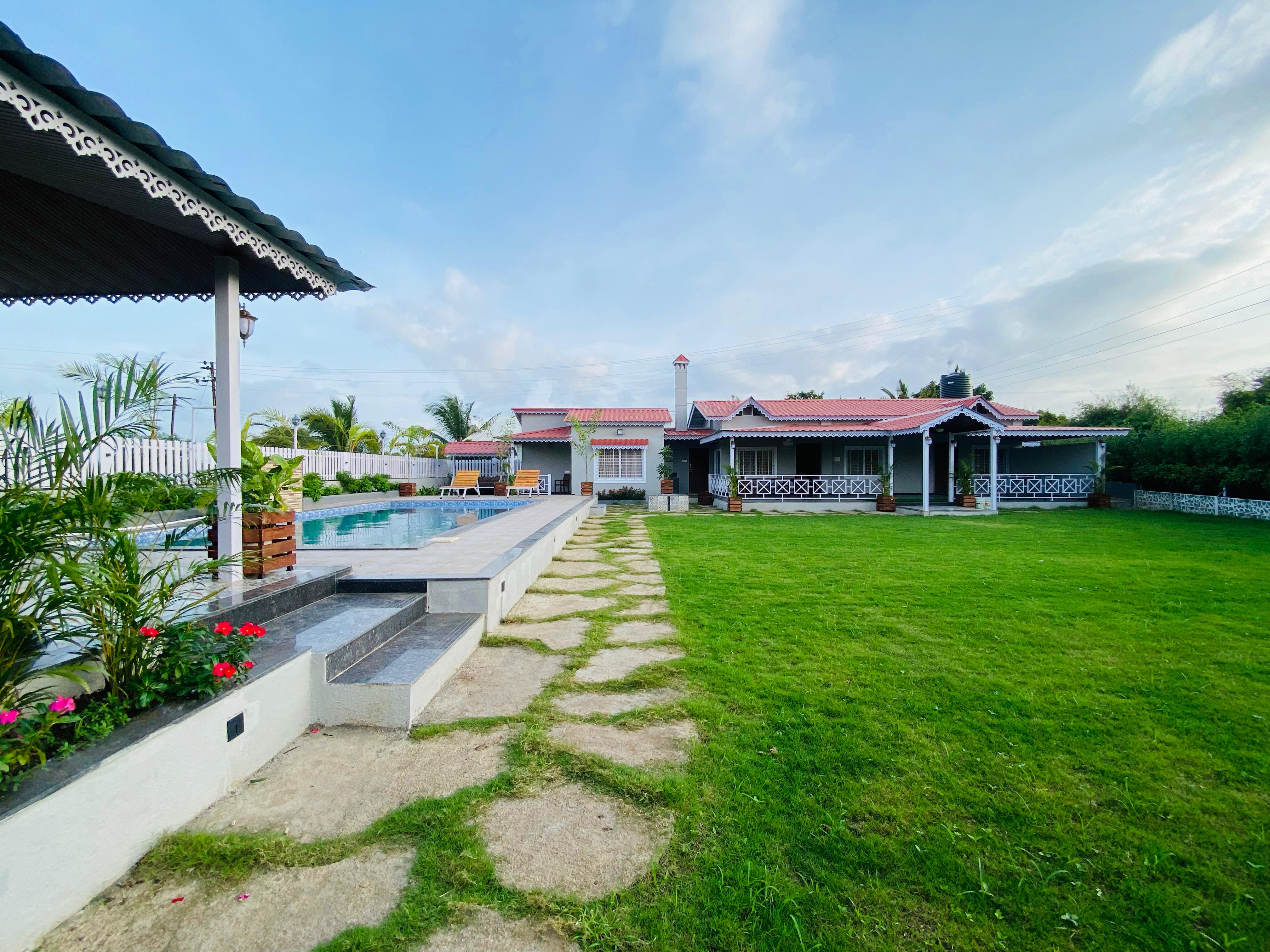 Green Bliss 3BHK with Pvt Pool by Stayvilla 𝗕𝗢𝗢𝗞 Nashik Villa