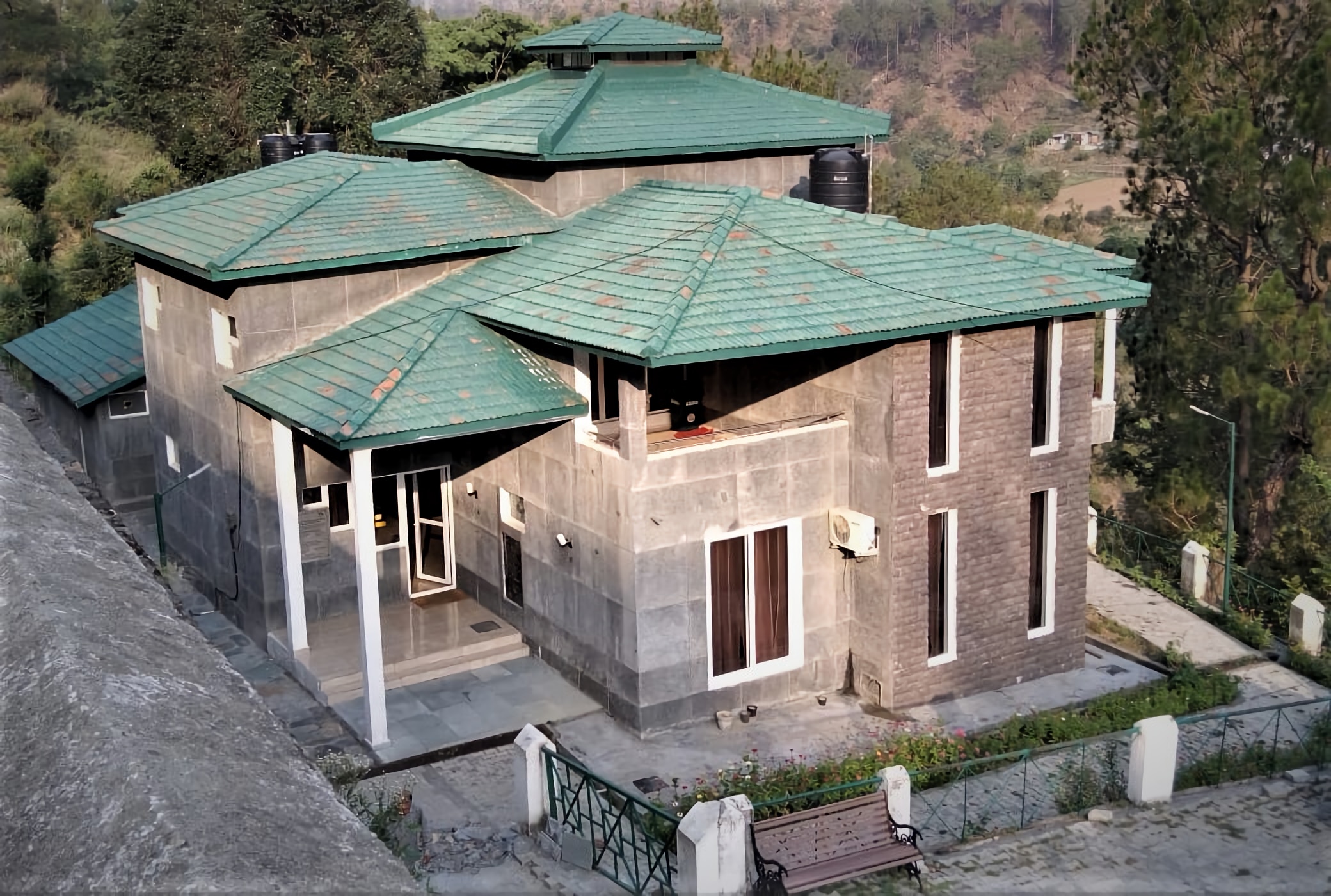 Himachalas Boutique Hotel & Stays 𝗕𝗢𝗢𝗞 Tyuni Hotel