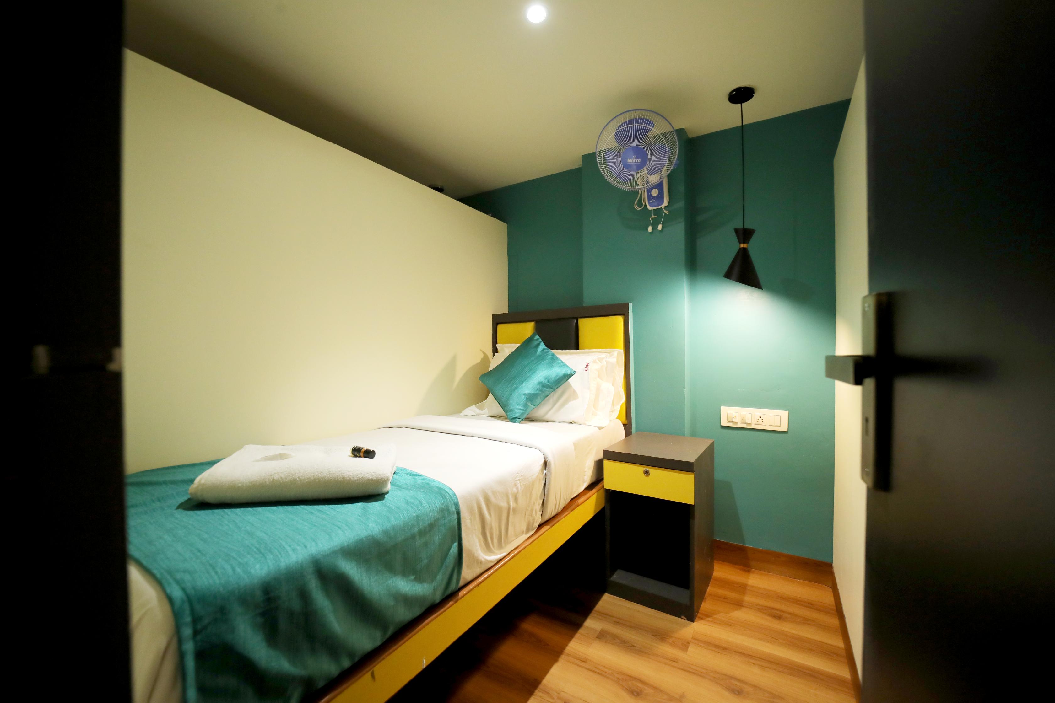 CABIN STAY MAROL - The Hubz 𝗕𝗢𝗢𝗞 Mumbai Hostel
