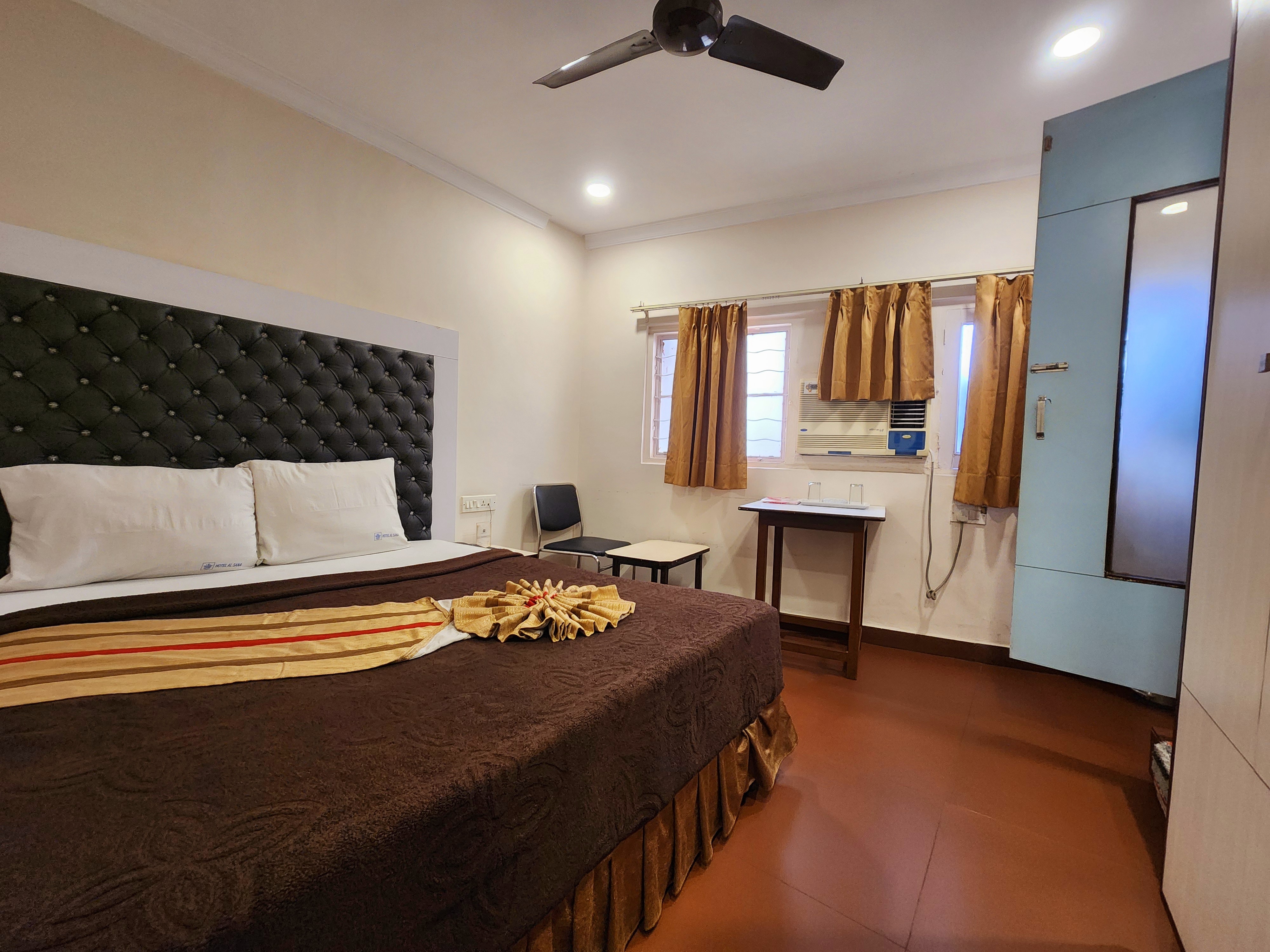 Rooms of Hotel Al Sana 550 meters from Esplanade Metro - Hotel in Kolkata